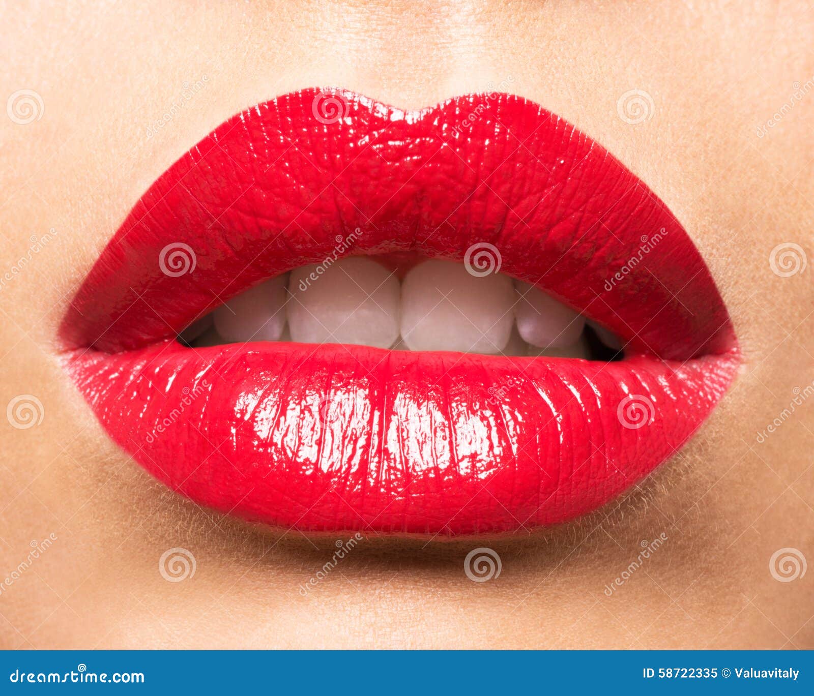 De Lippen Van De Vrouw Met Rode Lippenstift Stock Afbeelding - Image of ...