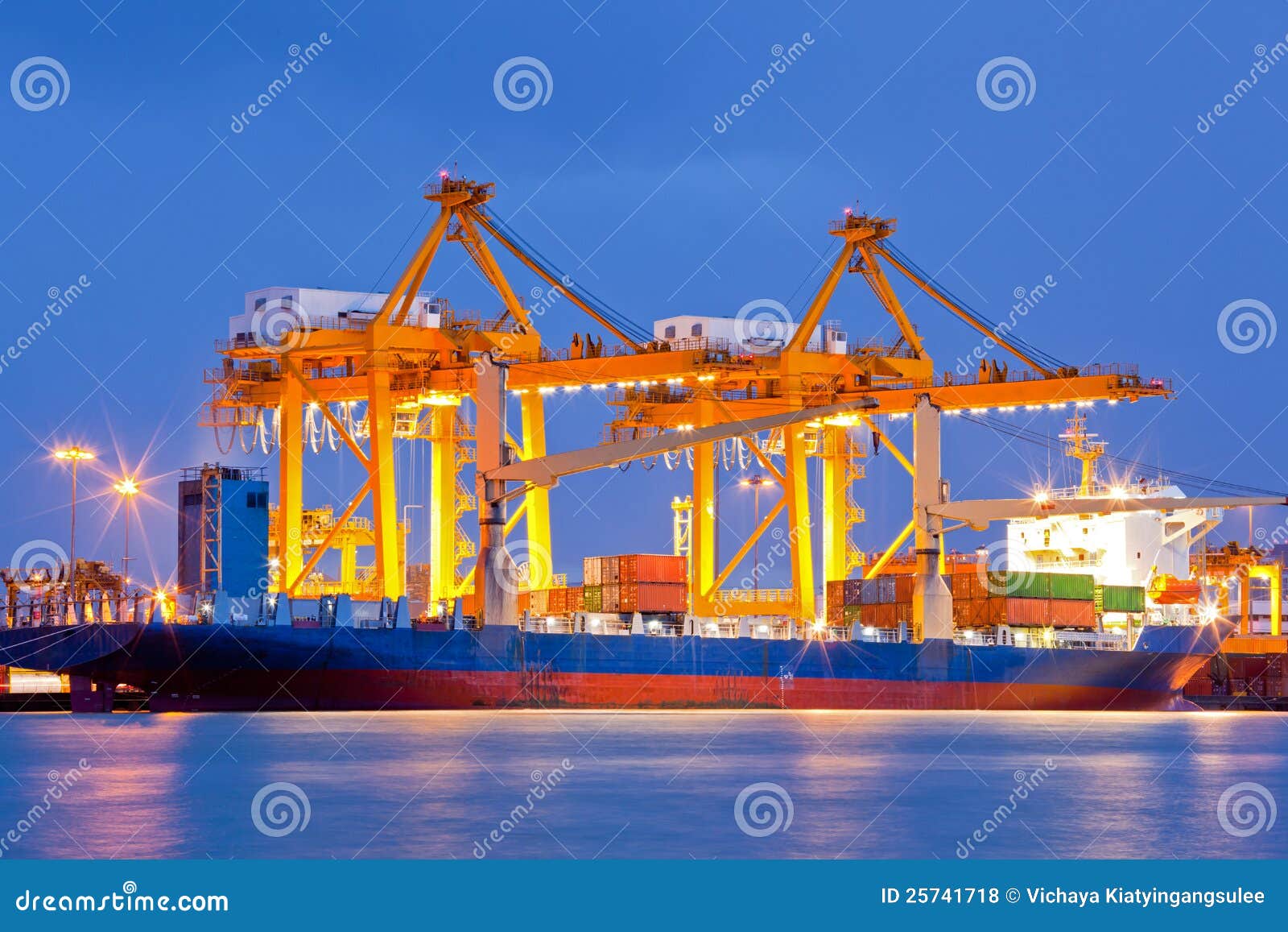 De Logistische Invoer-uitvoer Van De Scheepswerf Stock Foto - Image of ...