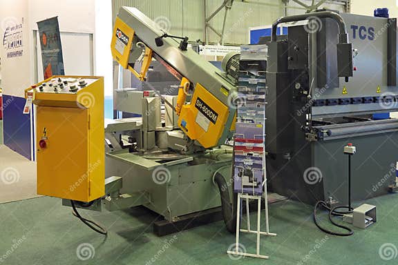 De machine van de lintzaag redactionele afbeelding. Image of binnen ...