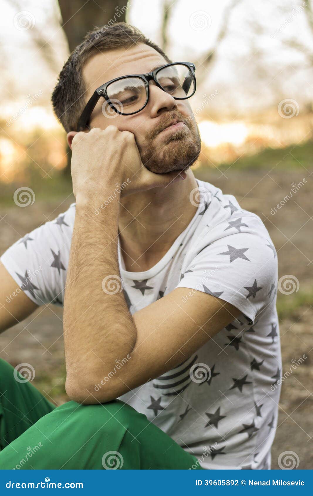 De Man is Boos Als Een Kind Stock Foto - Image of groen, kind: 39605892