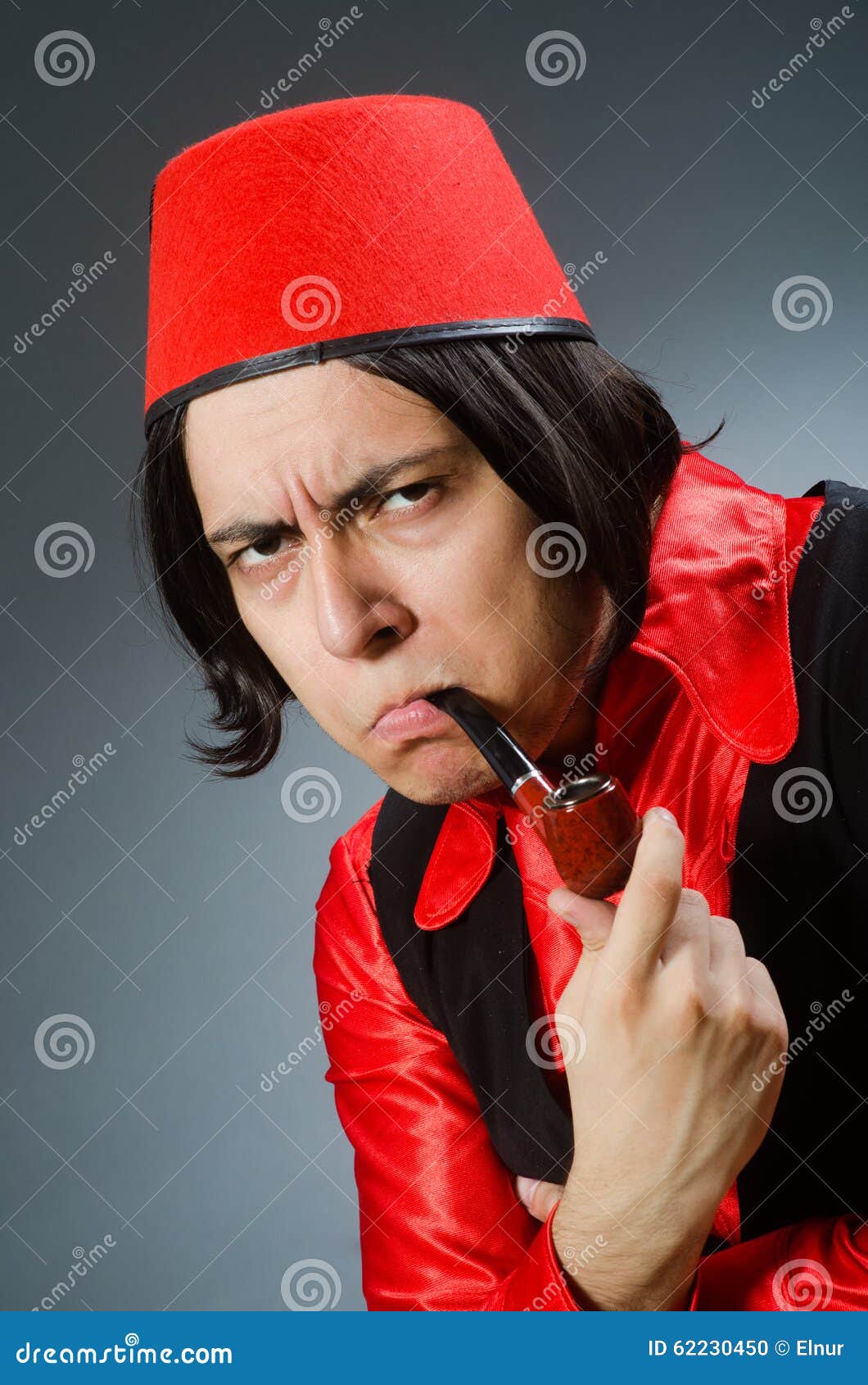 De Man Die De Rode Hoed Van Fez Dragen Stock Foto - Image of gewoonte ...