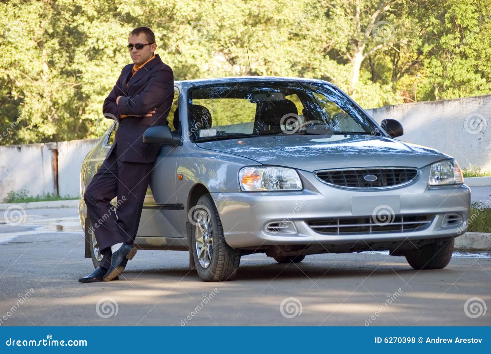 De Man En De Auto Picture. Image: 6270398