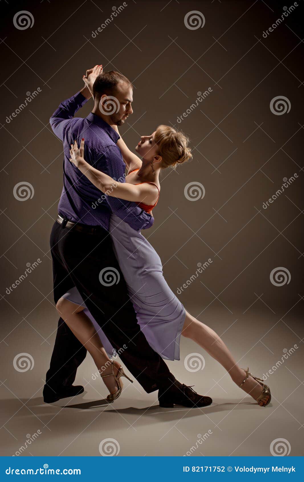 De Man En De Vrouw Het Dansen Argentijnse Tango Stock Foto - Image of ...
