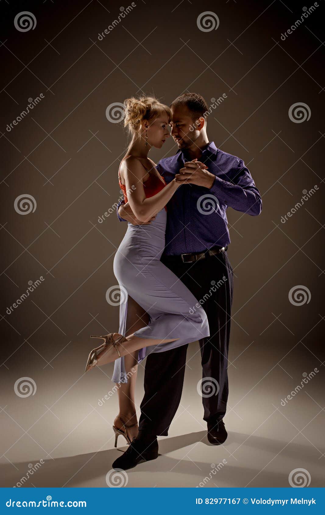 De Man En De Vrouw Het Dansen Argentijnse Tango Stock Afbeelding ...