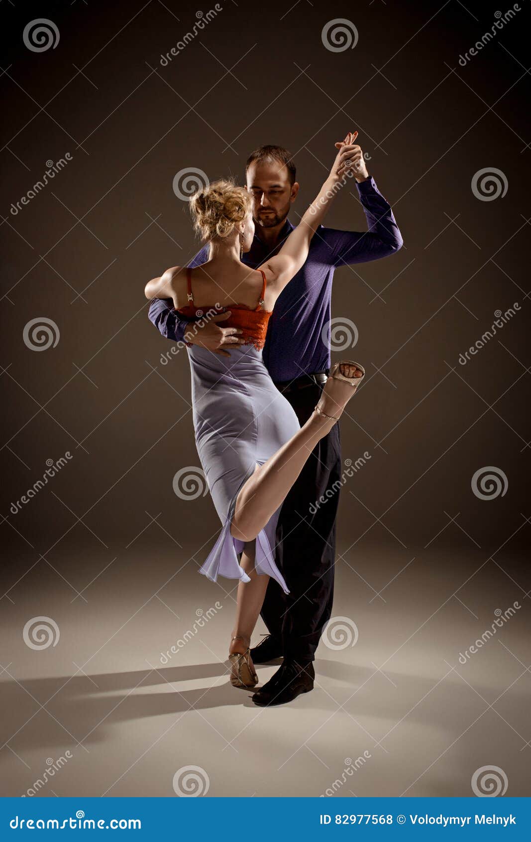 De Man En De Vrouw Het Dansen Argentijnse Tango Stock Foto - Image of ...