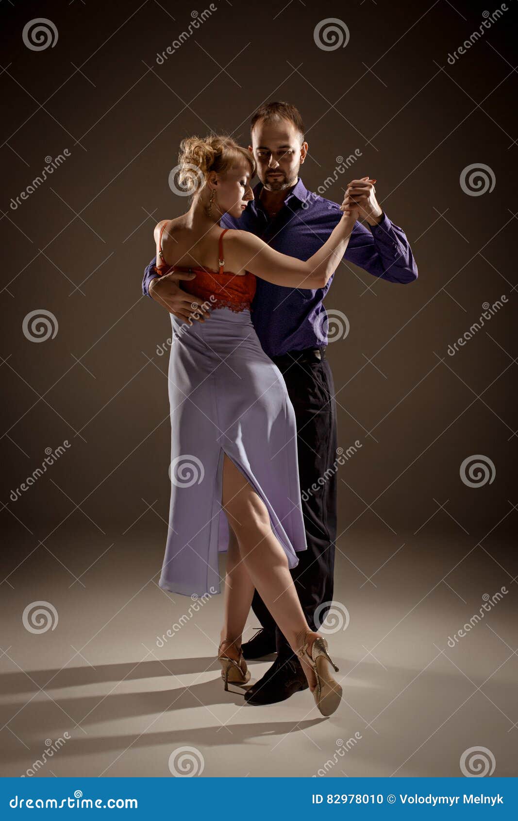 De Man En De Vrouw Het Dansen Argentijnse Tango Stock Foto - Image of ...