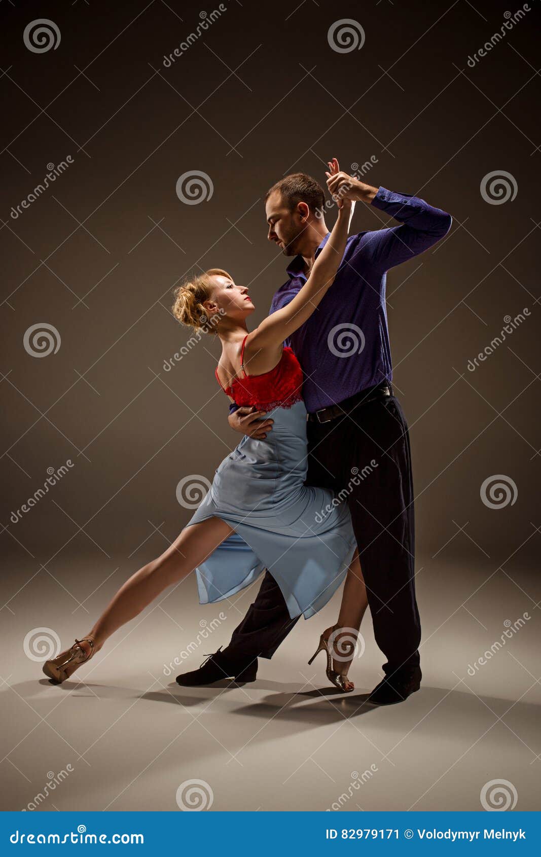 De Man En De Vrouw Het Dansen Argentijnse Tango Stock Afbeelding ...