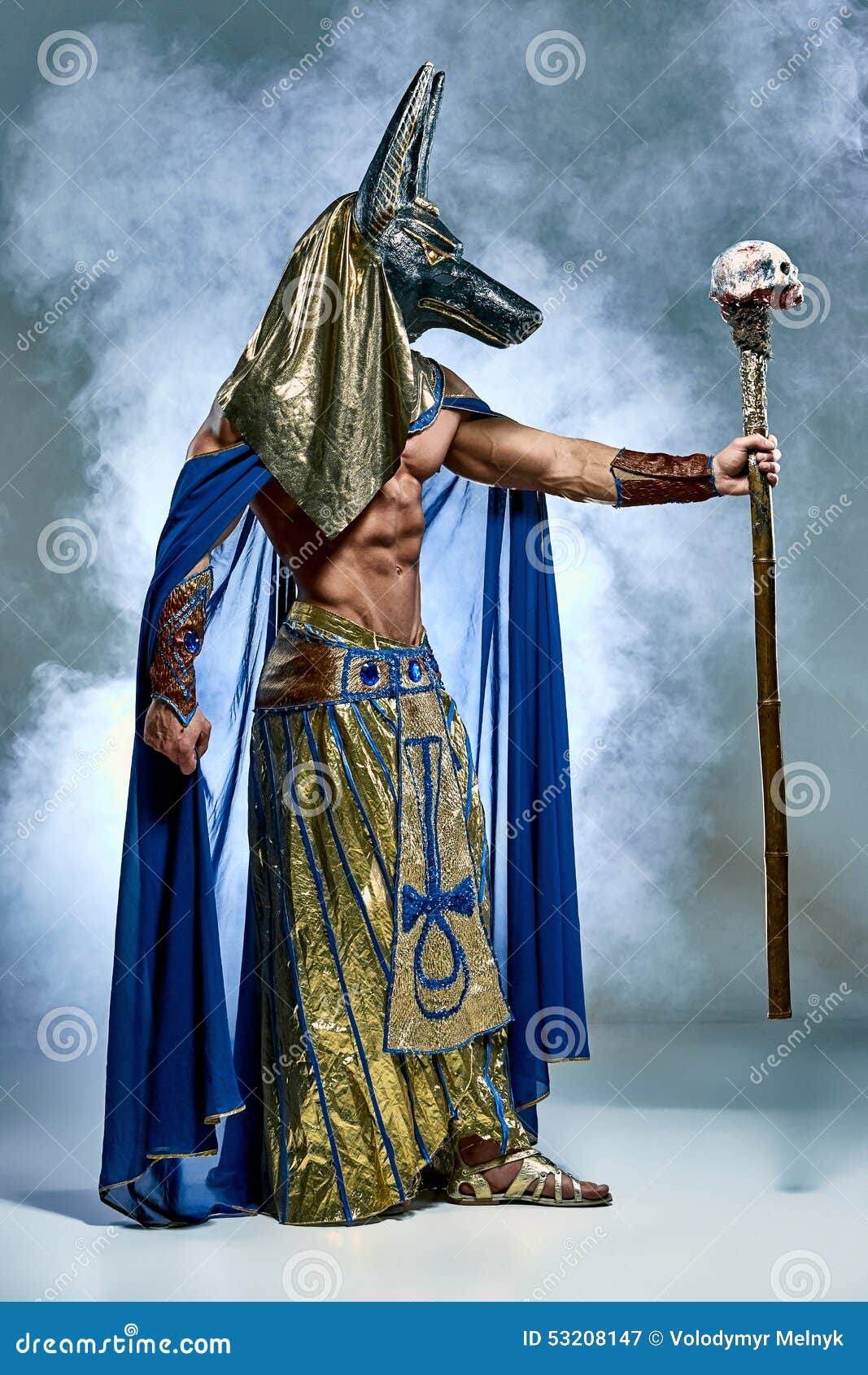 De Man in Het Beeld Van Oude Egyptische Farao Stock Afbeelding - Image ...