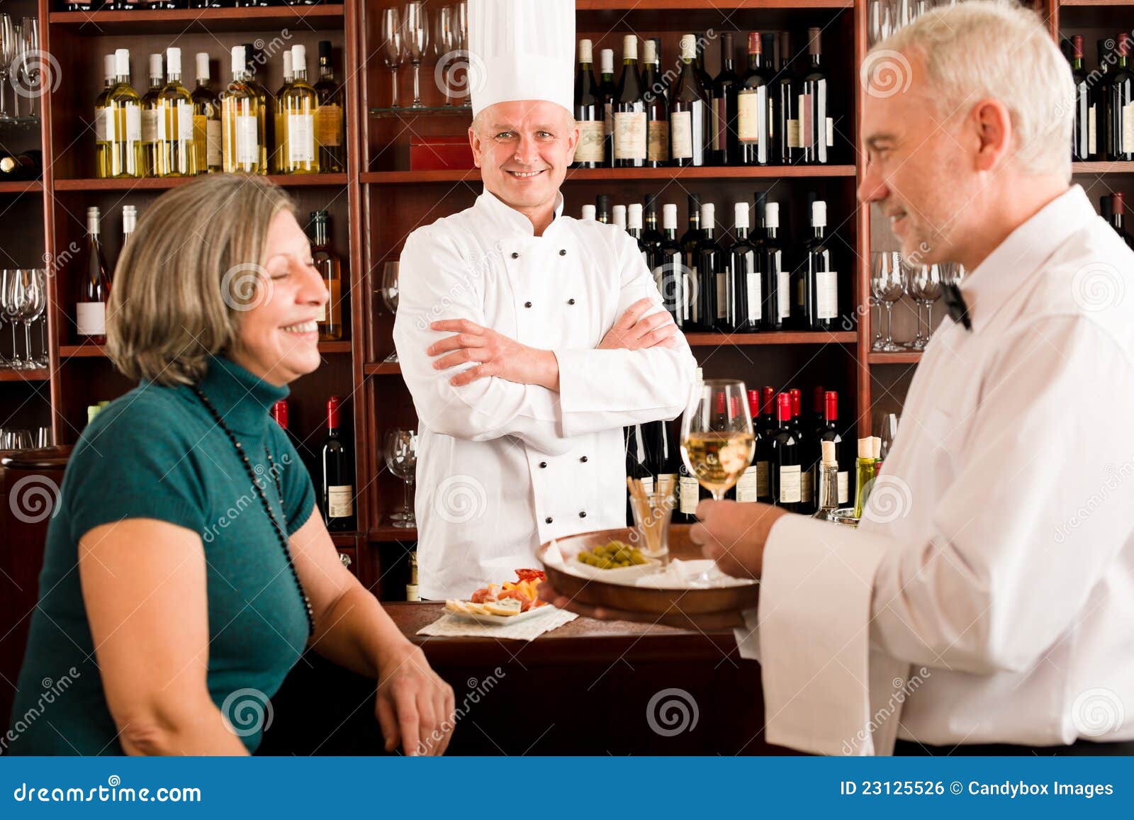 De Manager Van Het Restaurant Met Personeel Bij Wijnstaaf Stock Foto ...