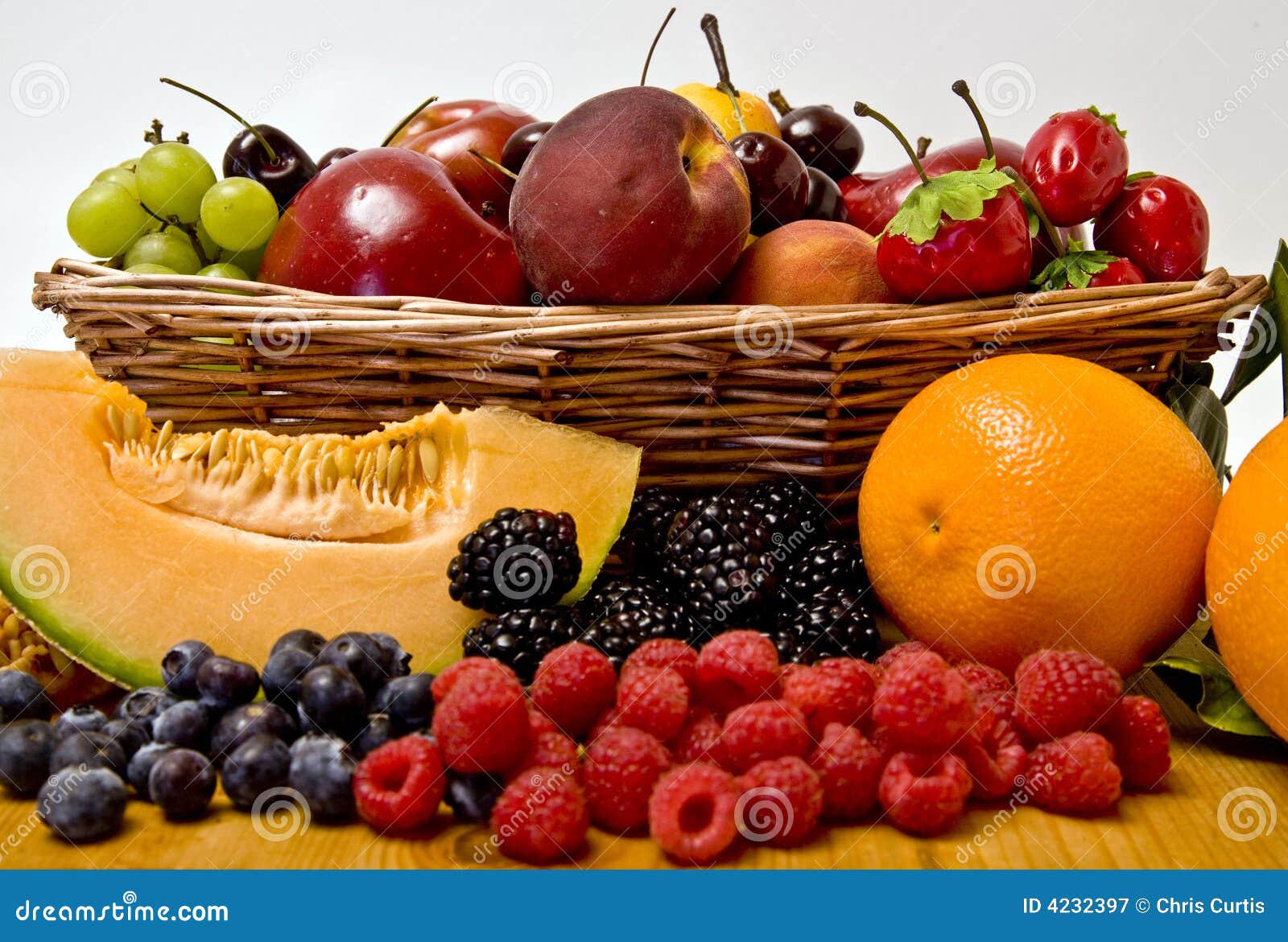 De mand van het fruit stock afbeelding. Image of framboos - 4232397