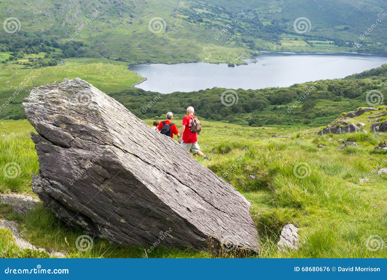 De Manier Grote Rots Van Kerry Met Wandelaars Redactionele Foto - Image ...