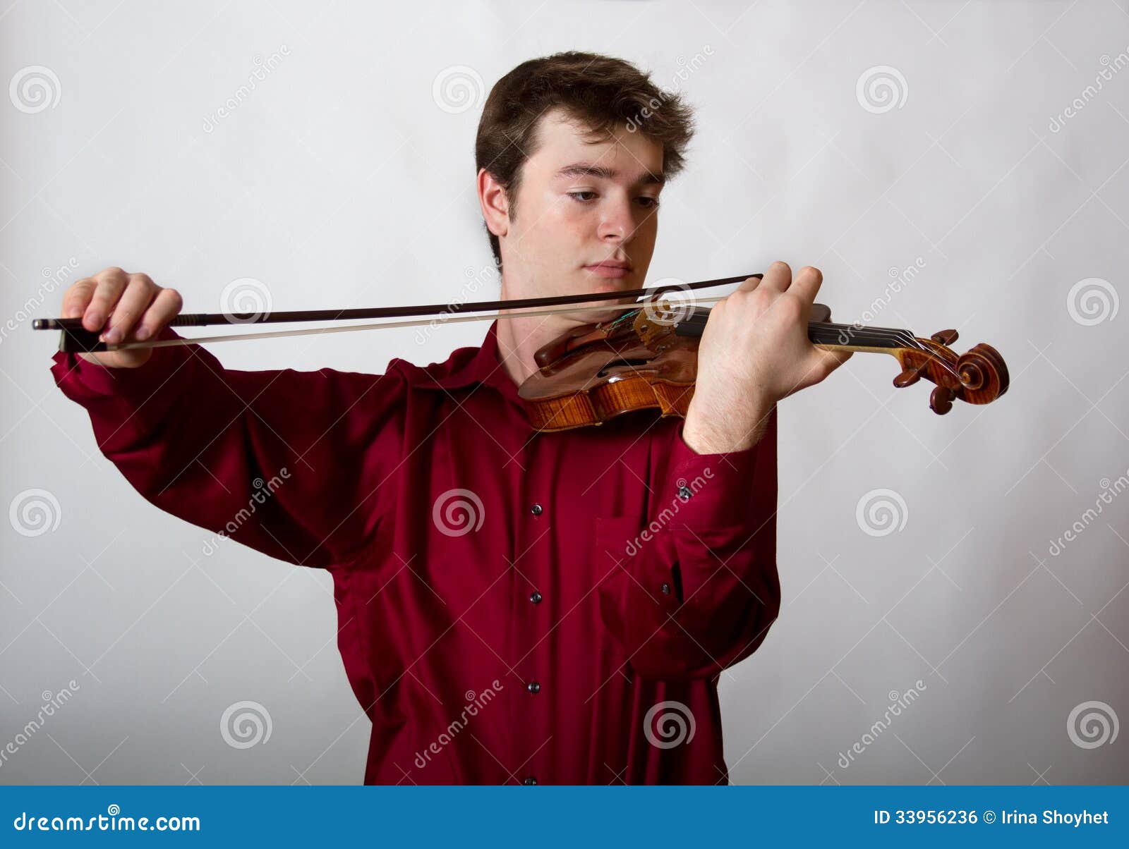 De Mannelijke Violist Van De Virtuoostiener in Rood Stock Foto - Image ...