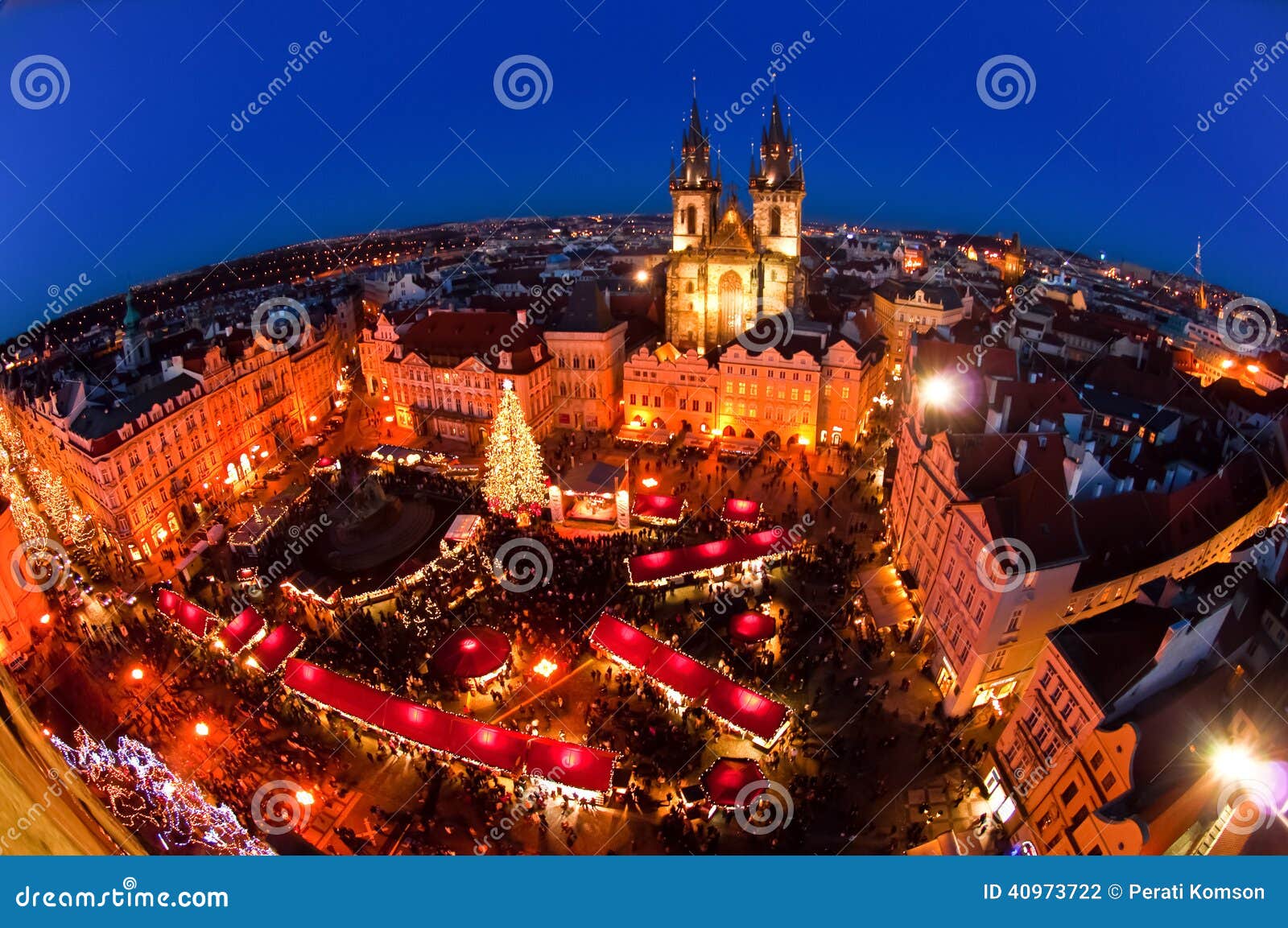 De Markt Van Kerstmis in Praag, Tsjechische Republiek Stock Foto ...