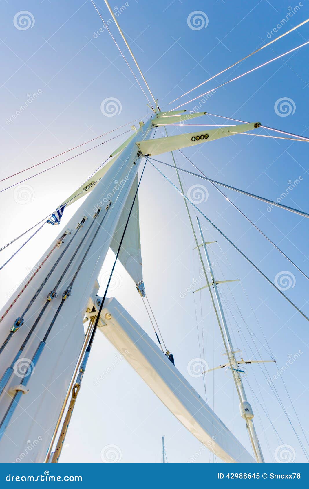 De mast van de zeilboot stock afbeelding. Image of lang - 42988645