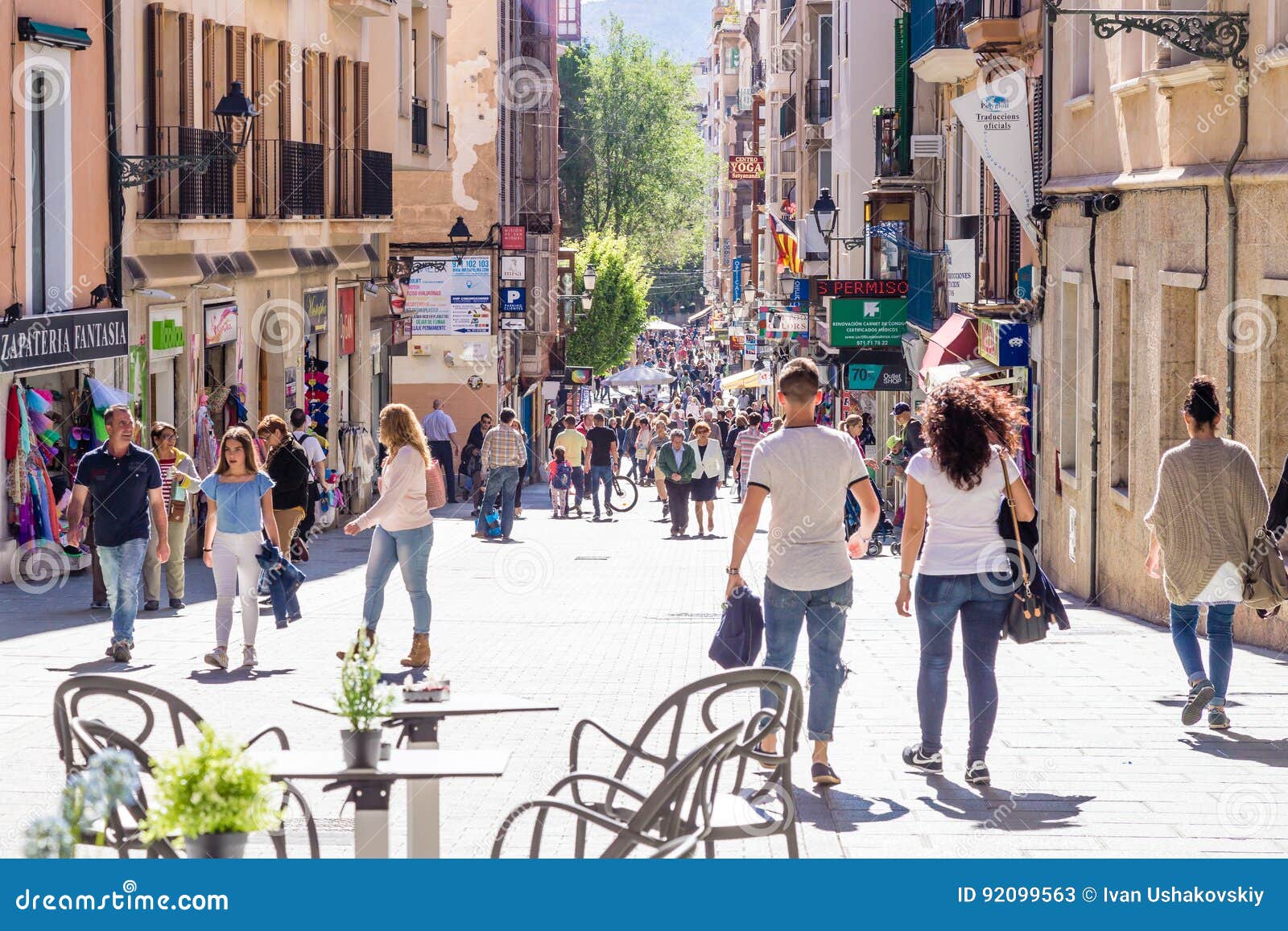 11 DE MAYO DE 2016 Gente En Las Calles Centrales De Palma De Mallorca ...