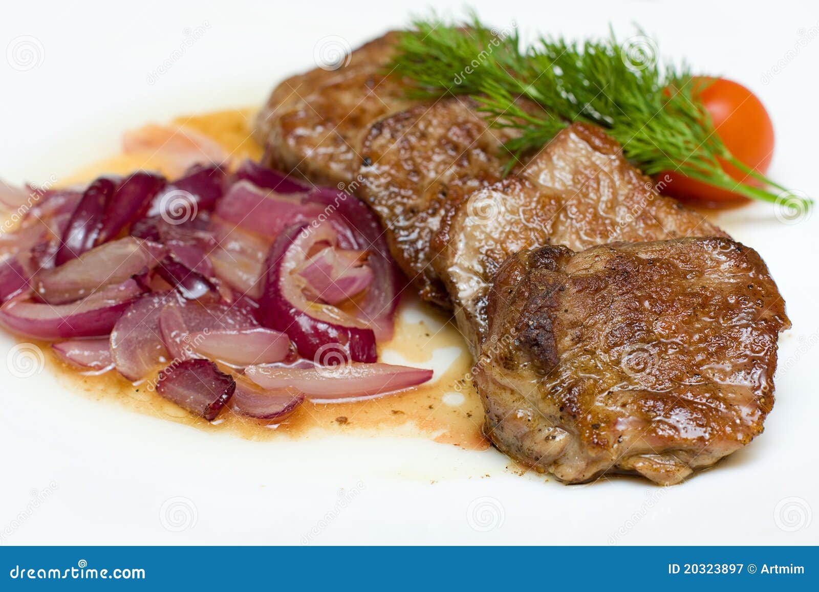 De Medaillons Van Het Kalfsvlees Met Ui Op Wit Stock Afbeelding - Image ...