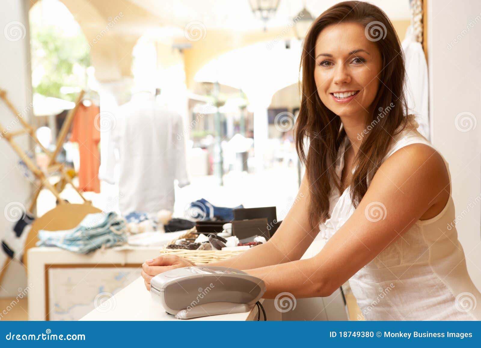 De Medewerker Van De Verkoop in De Opslag Van De Kleding Stock Foto ...