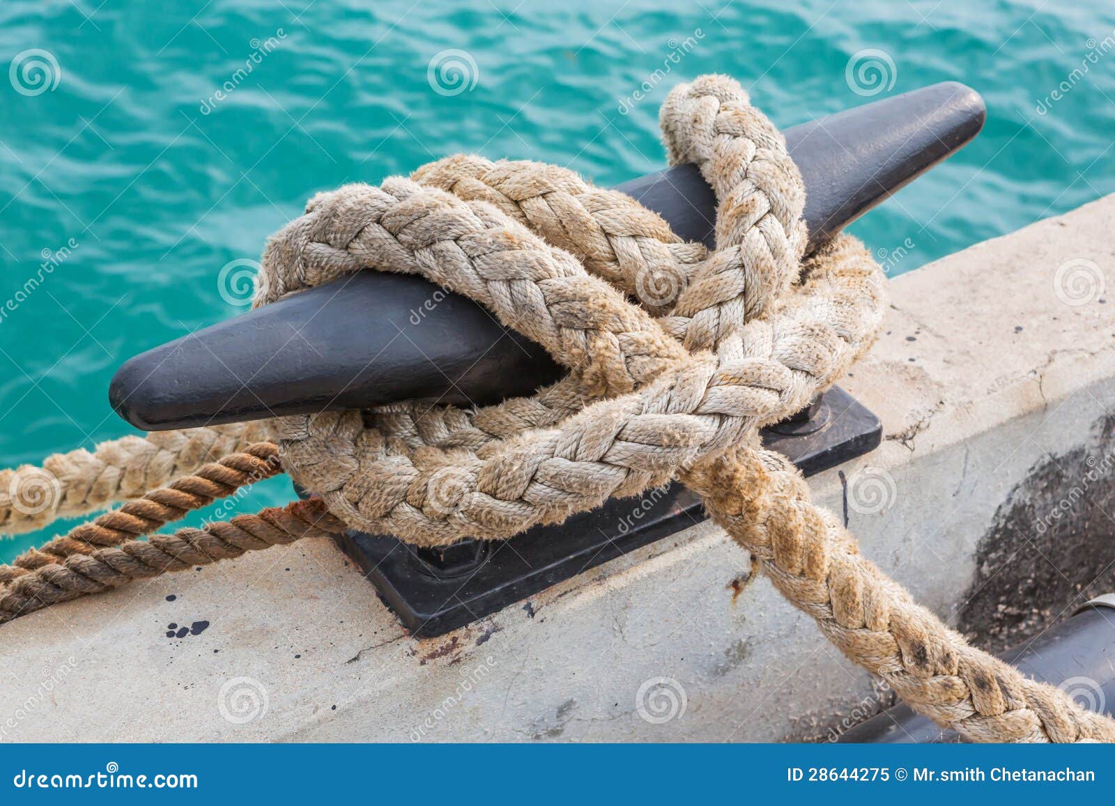 De Meerpaal Van De Meertros Met Kabel Stock Afbeelding - Image of groen ...