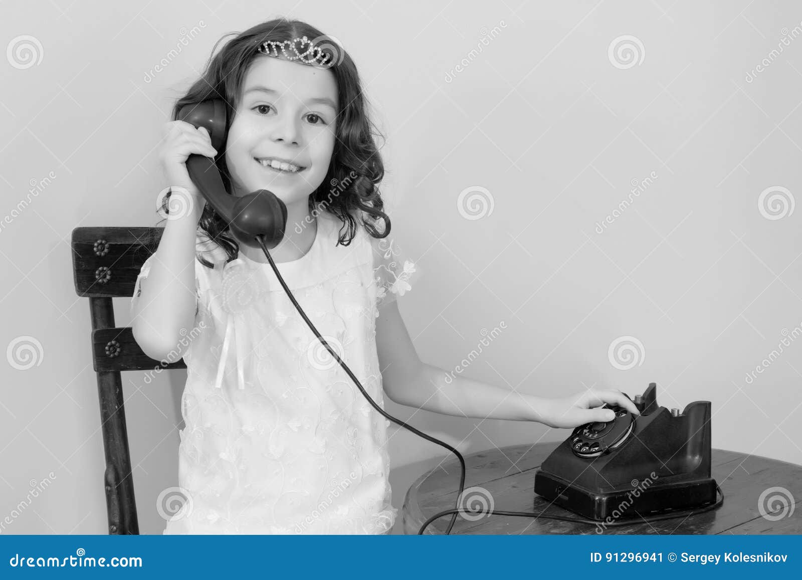 De Meisjes Die Op De Oude Telefoon Bellen Stock Afbeelding - Image of ...