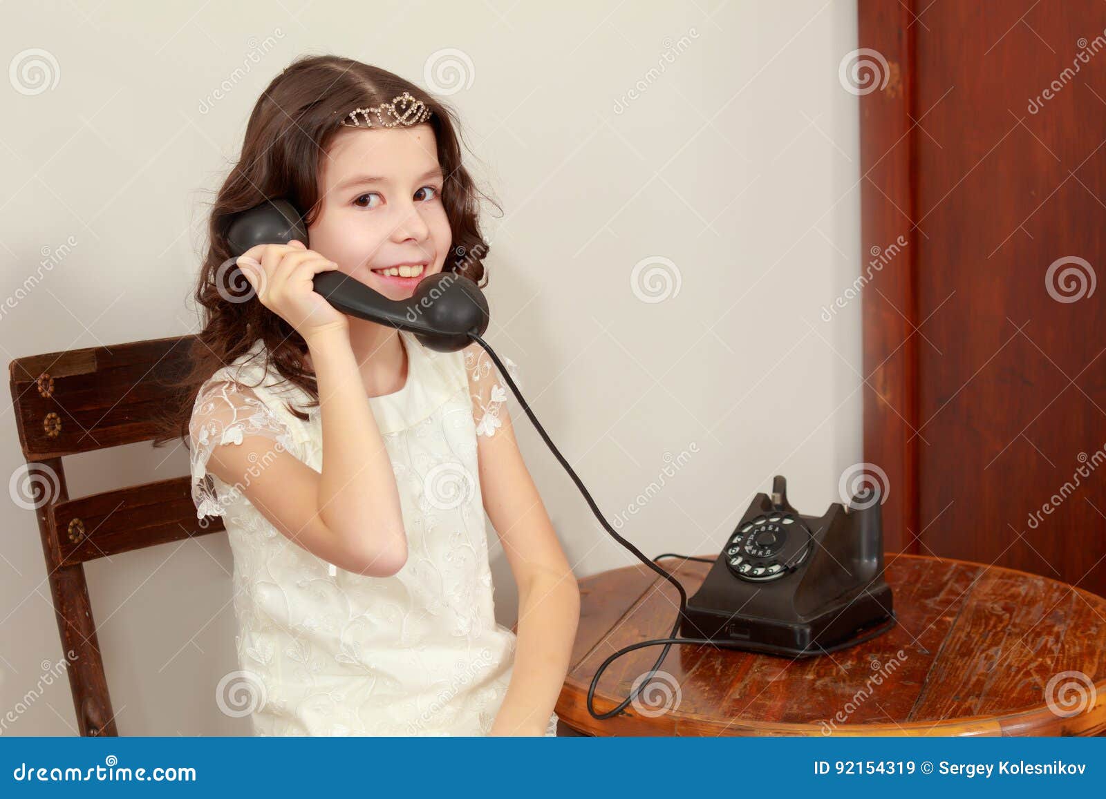 De Meisjes Die Op De Oude Telefoon Bellen Stock Afbeelding - Image of ...