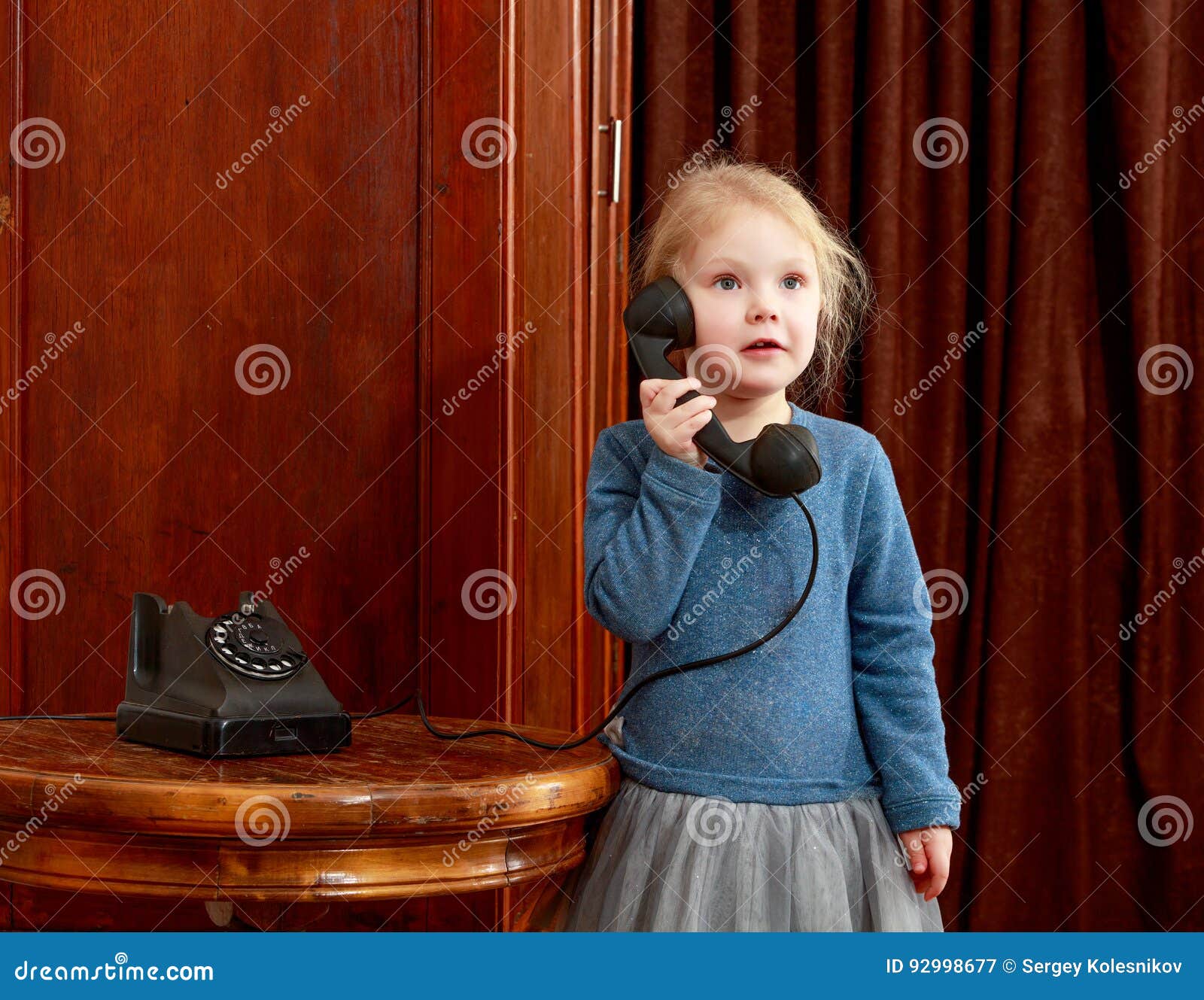 De Meisjes Die Op De Oude Telefoon Bellen Stock Afbeelding - Image of ...