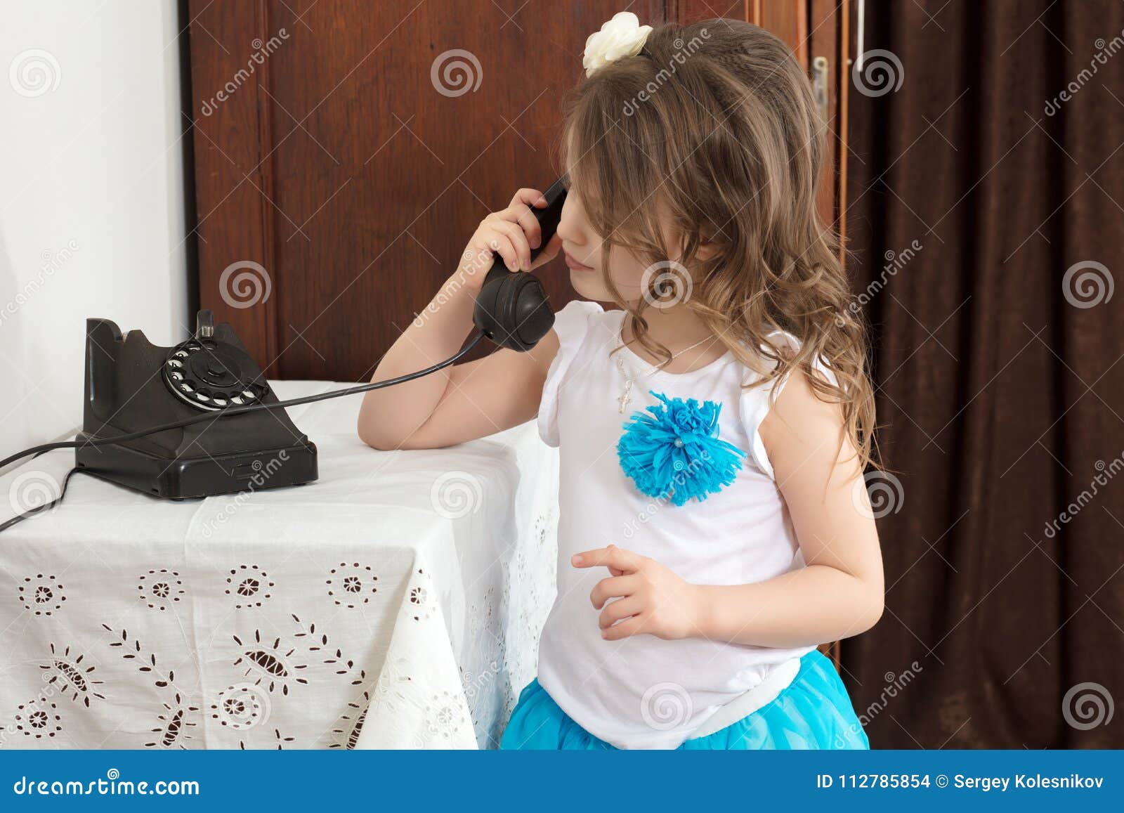 De Meisjes Die Op De Oude Telefoon Bellen Stock Foto - Image of mooi ...