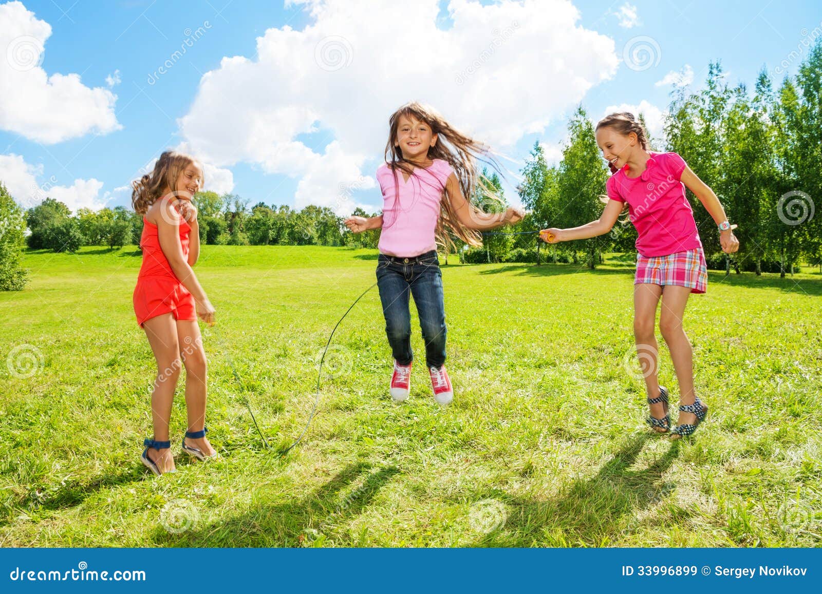 De Meisjes Spelen Het Springen Over De Kabel Stock Afbeelding - Image ...