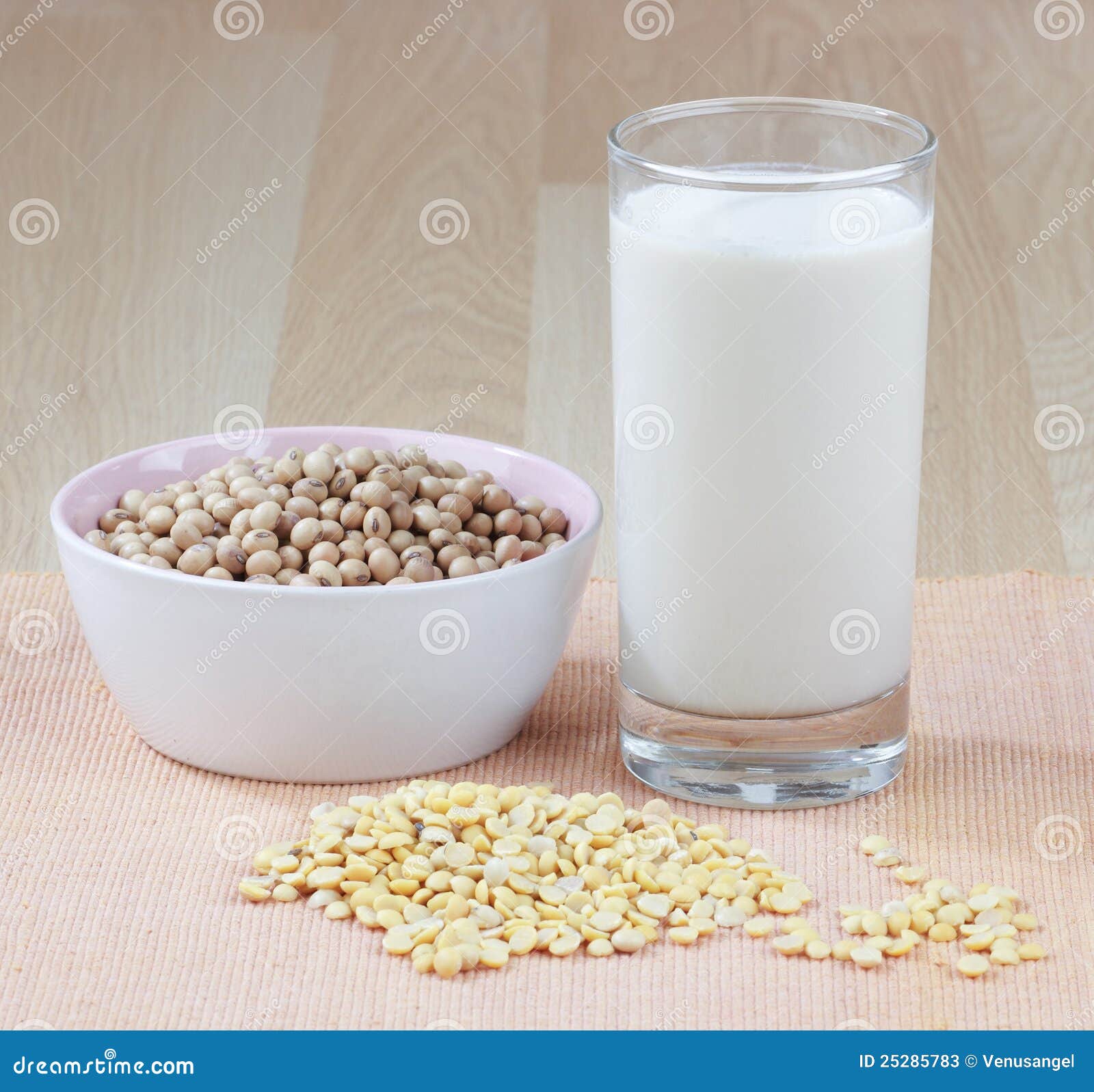 De Melk Van De Soja Met Ruwe Sojaboon Stock Afbeelding - Image of boon ...