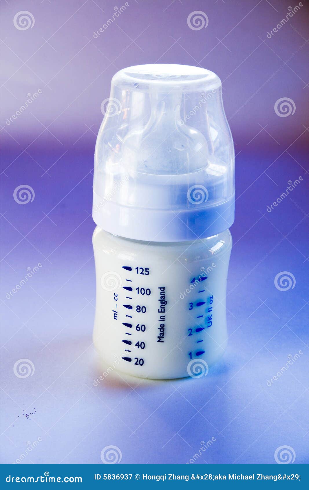 De melkfles van de baby stock afbeelding. Image of engeland - 5836937