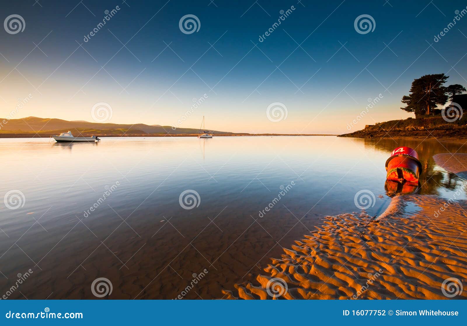 De Mening Van Het Estuarium Stock Foto - Image of strand, dageraad ...