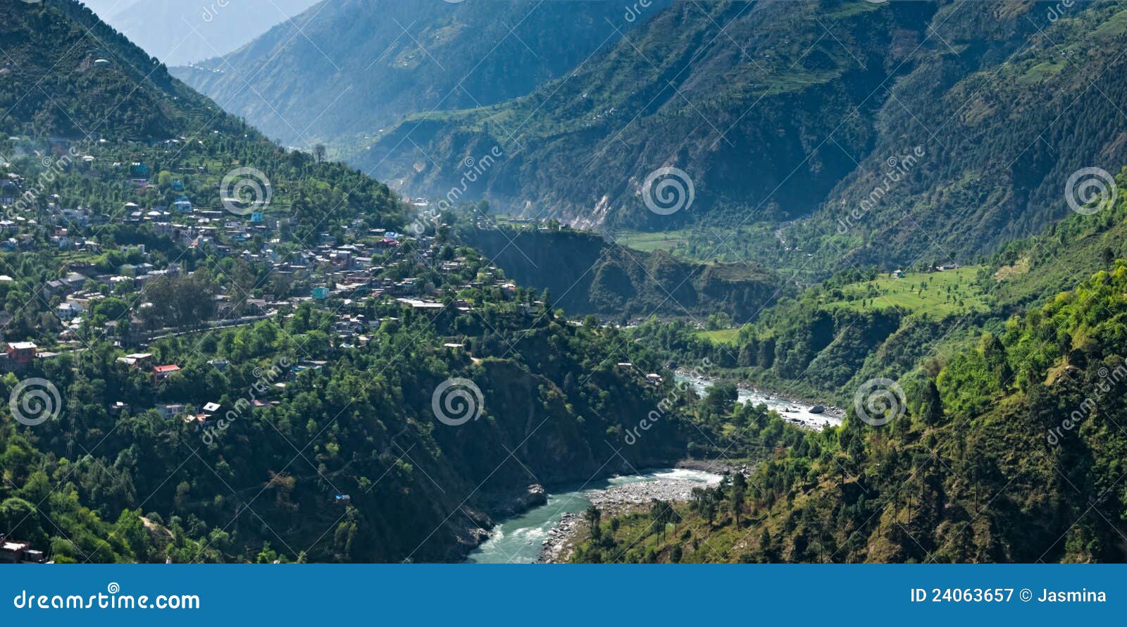 De Mening Van Het Panorama Van Chamba En De Rivier Ravi Stock ...