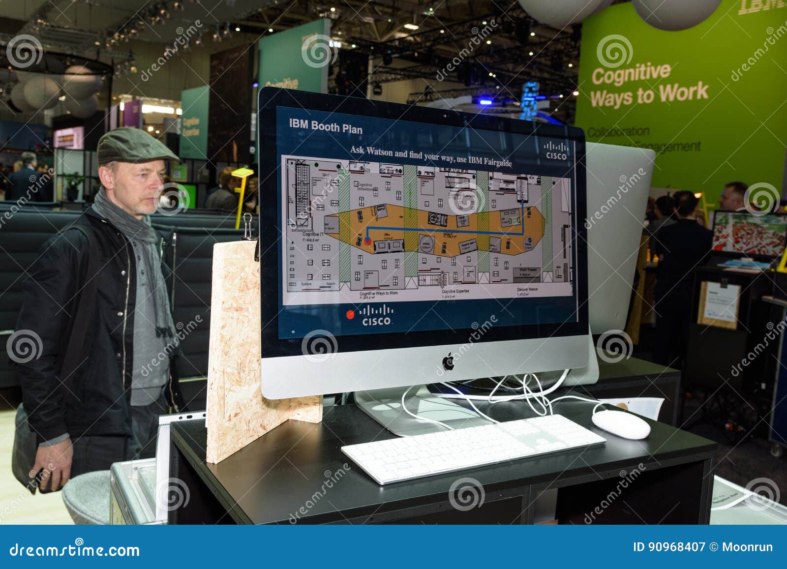 De Mens Bekijkt Op Het Scherm Van Het IBM-cabineplan in De CeBIT 2017 ...