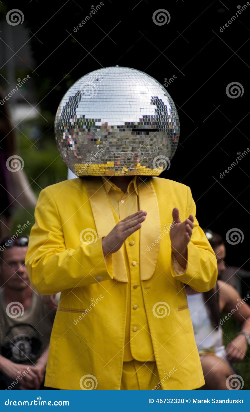 De Mens Die Van De Discobal in De Straat Dansen Redactionele Afbeelding ...