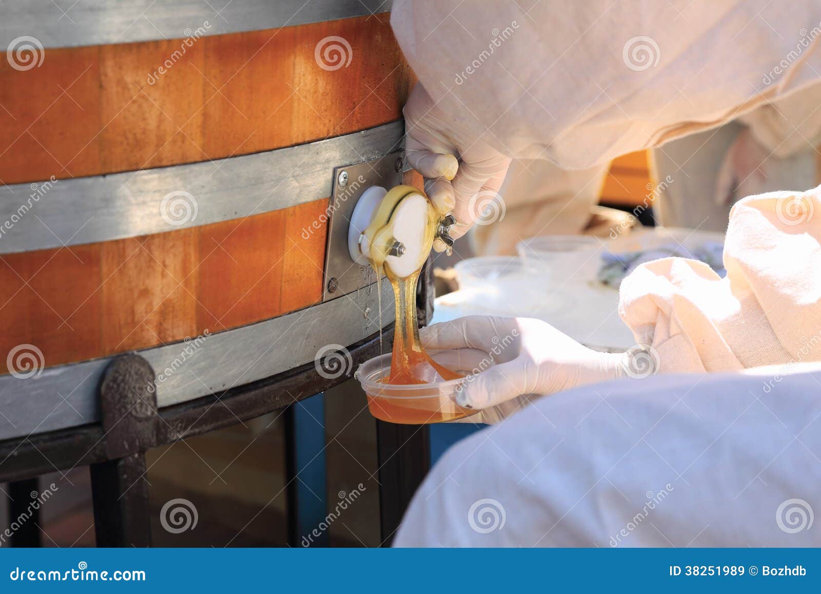 De Mens Giet Honing Van Het Vat Stock Afbeelding - Image of giet ...
