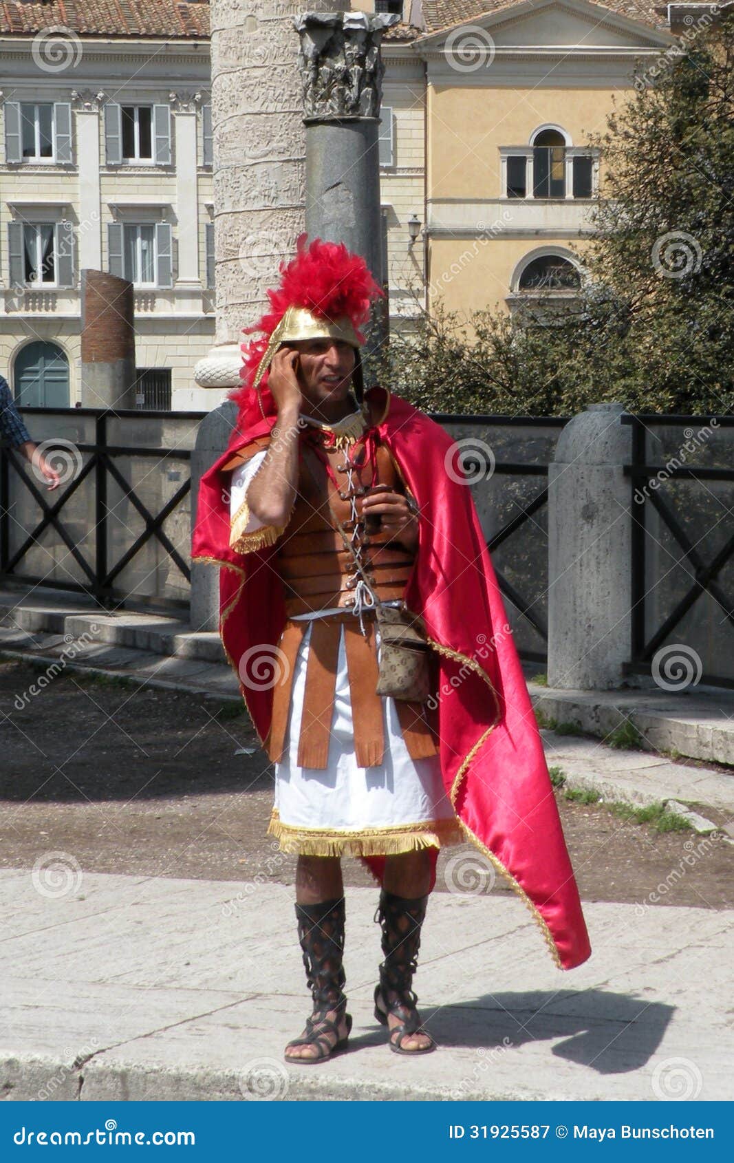 De Mens Kleedde Zich Als Oude Romein Redactionele Fotografie - Image of ...