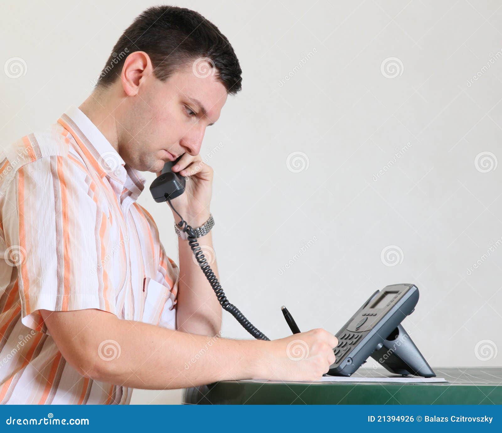 De Mens Maakt Een Telefoongesprek Stock Foto - Image of telefoon ...