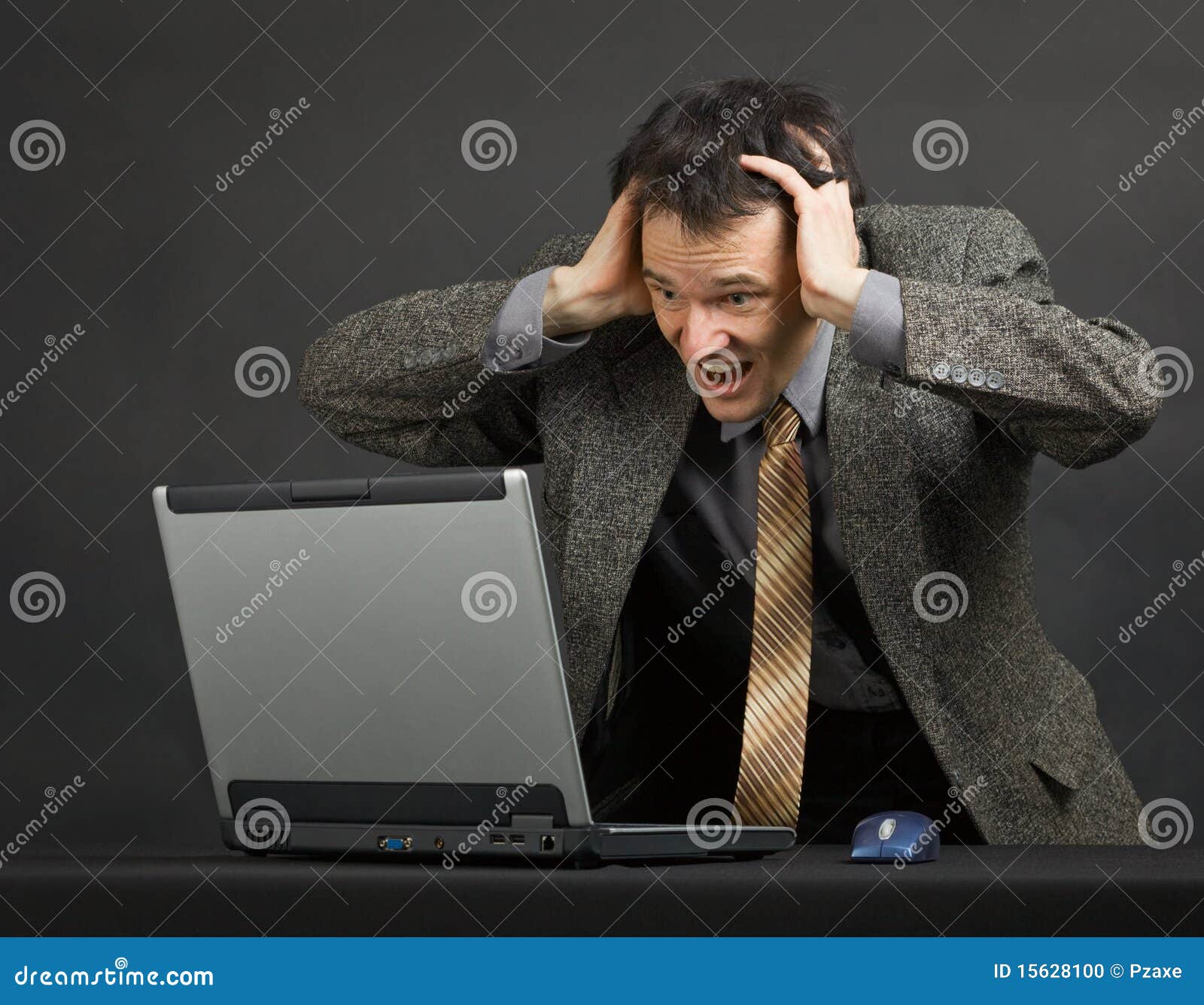 De Mens Schreeuwt Met Wanhoop Bekijkend Het Computerscherm Stock Foto ...