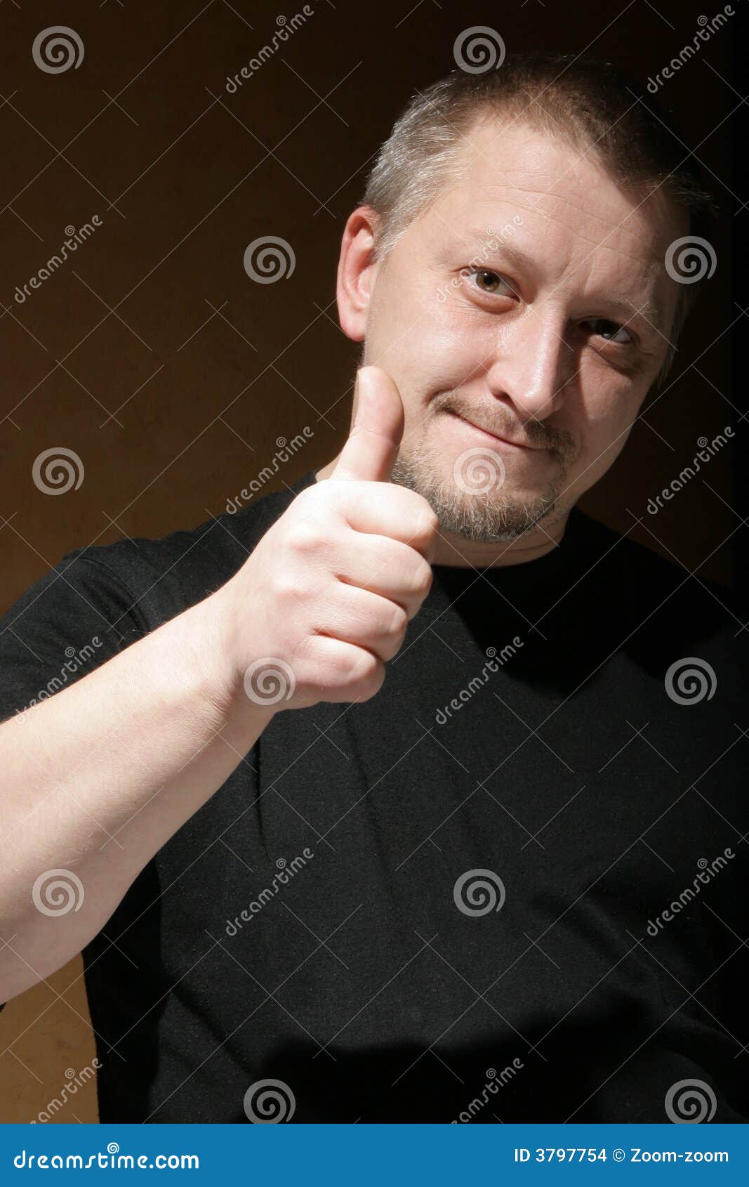 De Mens Toont De Duim Omhoog Ondertekent Stock Foto - Image of donker ...