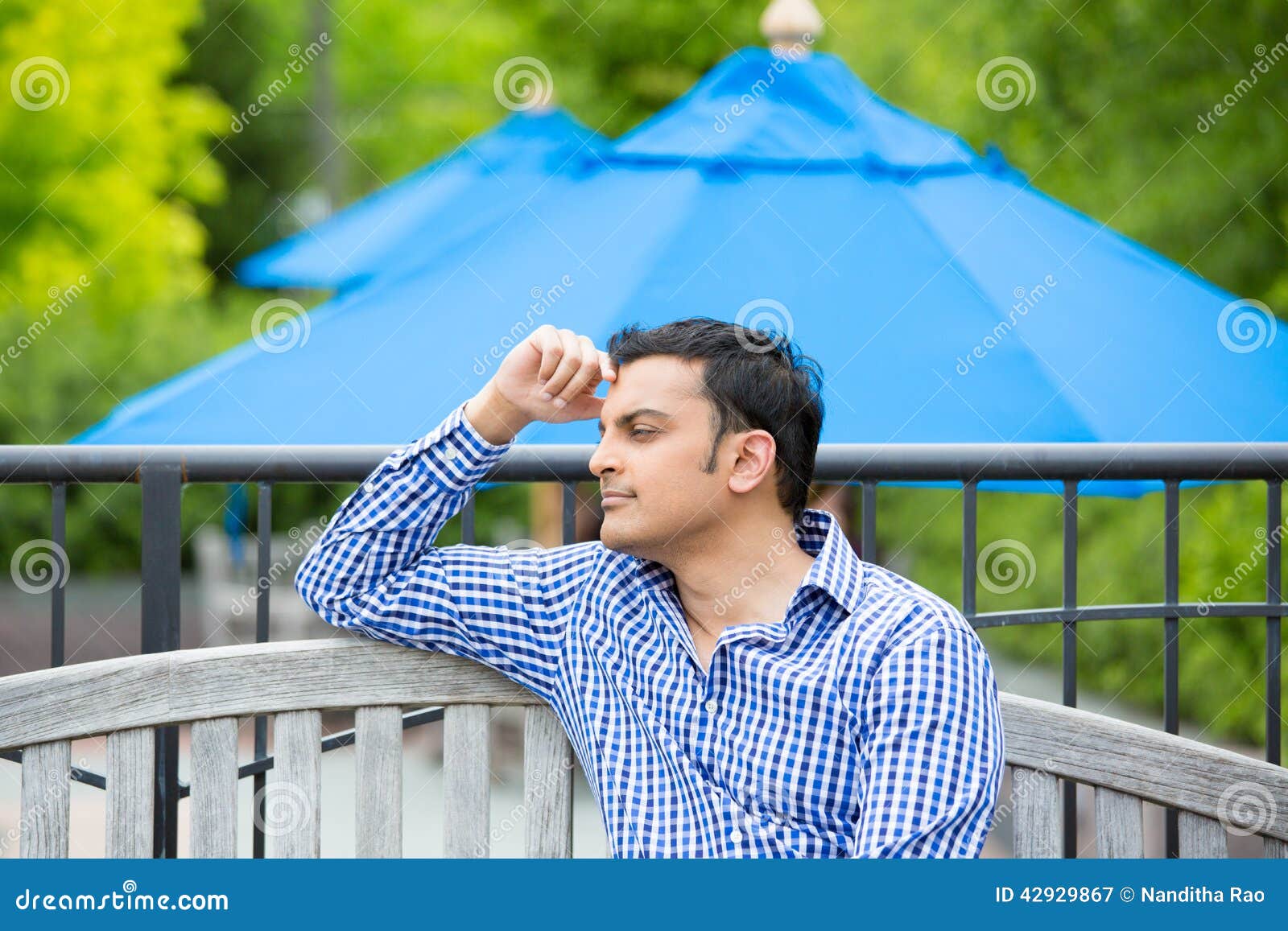 De mens van het dagdromen stock afbeelding. Image of etnisch - 42929867