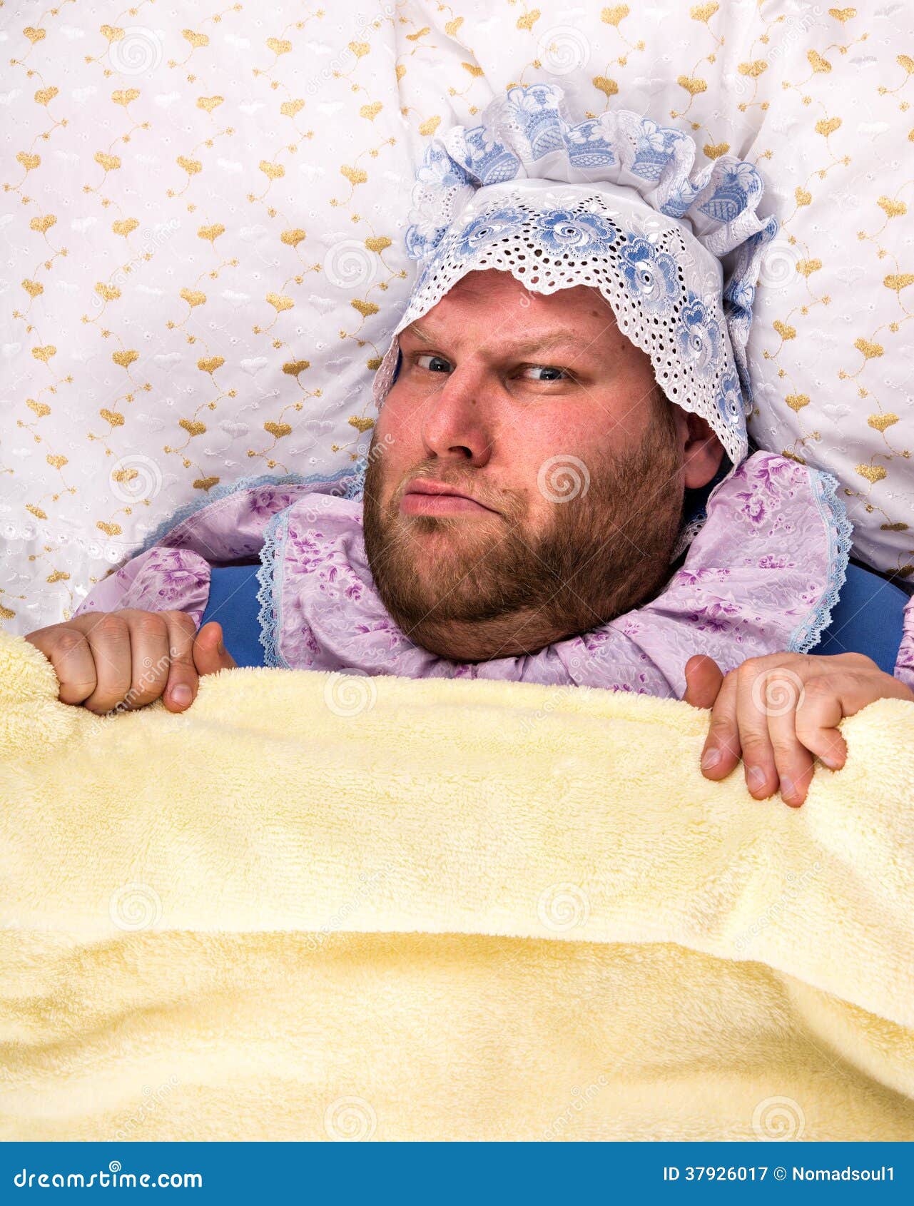 De Mens Weared Als Baby Boos in Bed Stock Afbeelding - Image of persoon ...