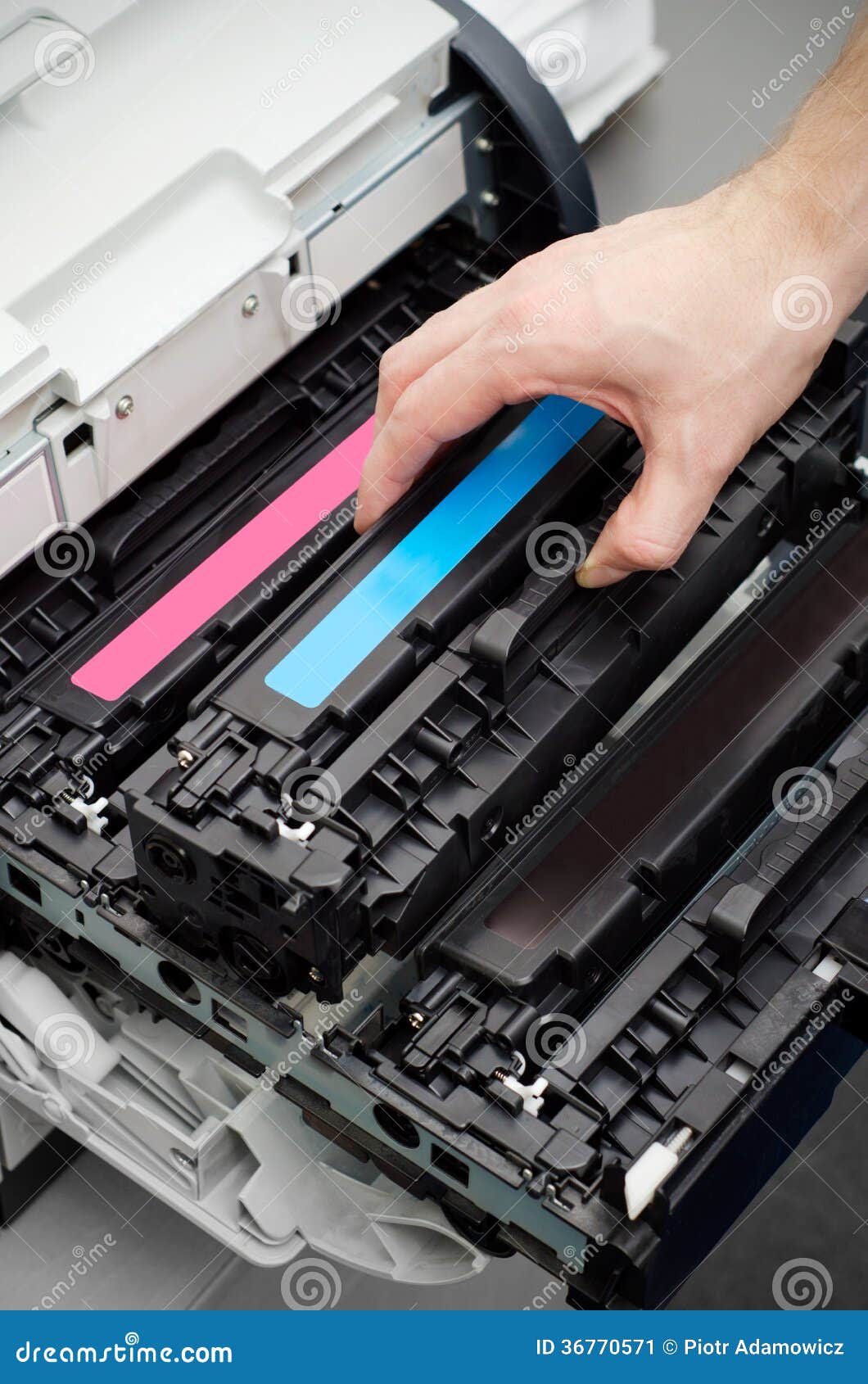 De Mens Zet Toner in De Printer Stock Afbeelding - Image of volledig ...