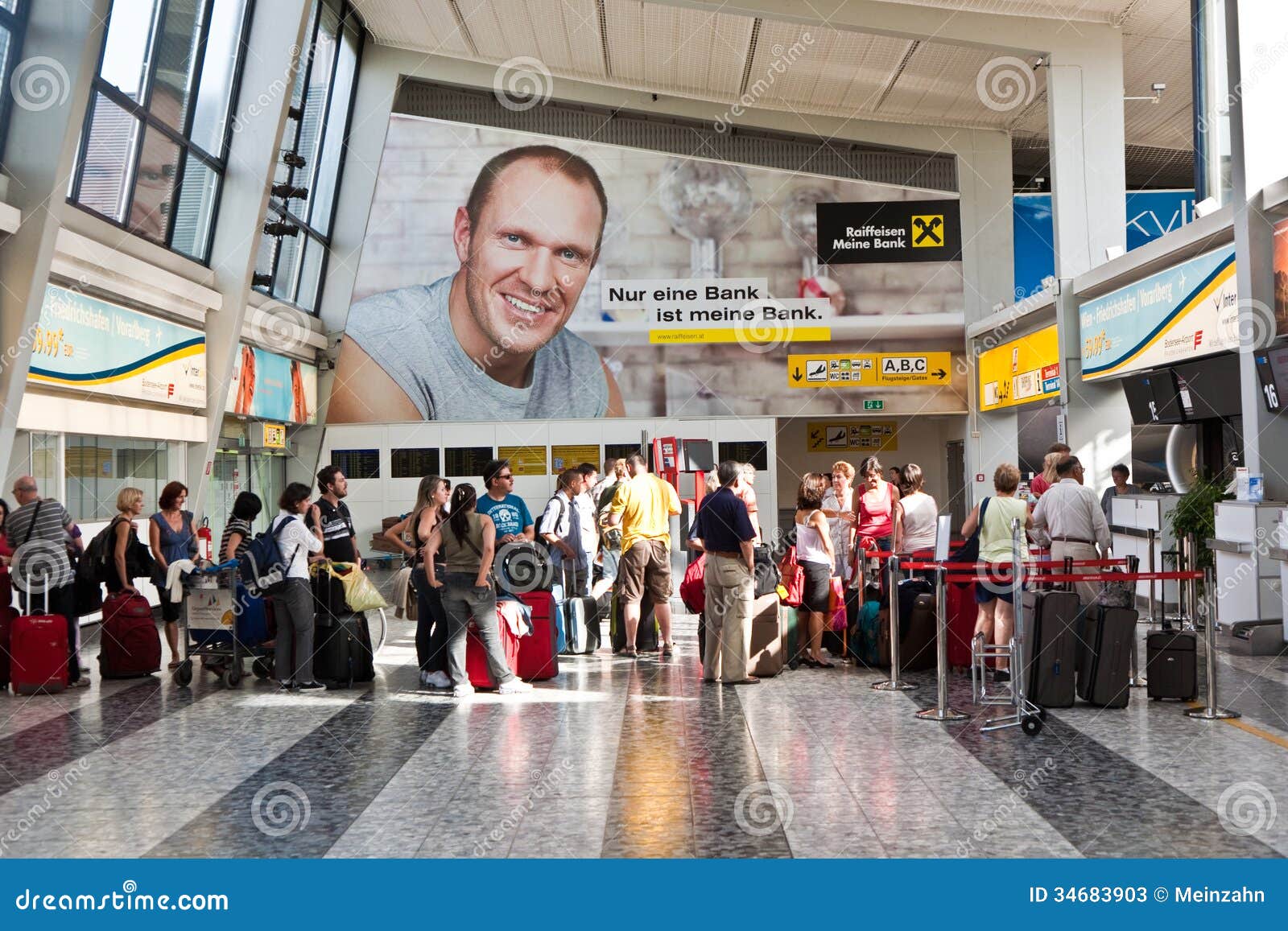 De Mensen Controleren Binnen Bij Viennas Redactionele Stock Foto ...