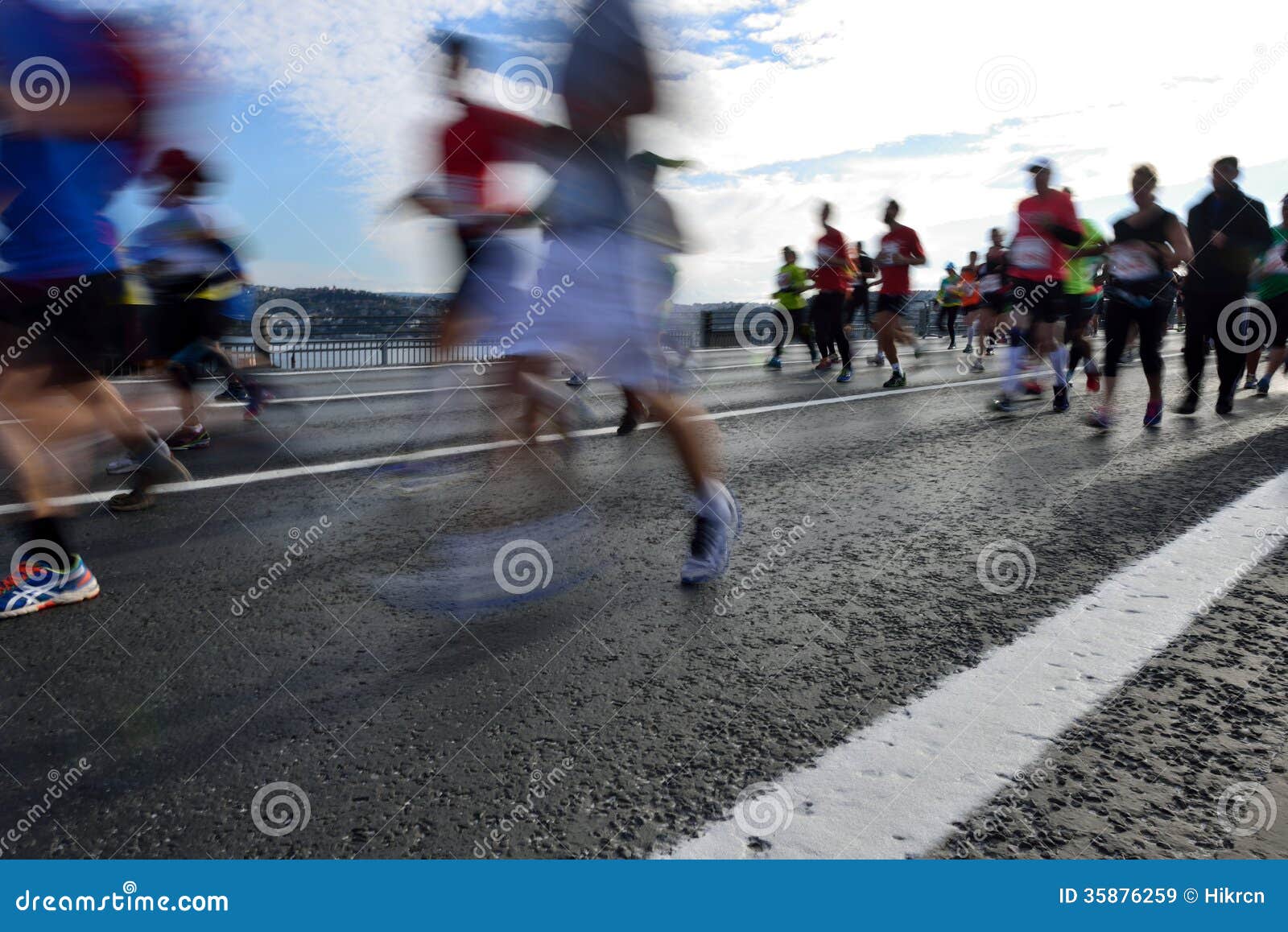 De Mensen in De Marathon Rennen in Istanboel Redactionele Stock ...