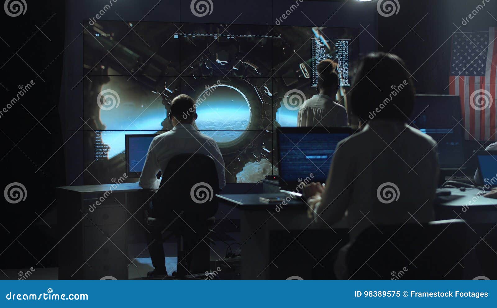 De Mensen Die in Opdracht Werken Controleren Centrum Stock Afbeelding ...