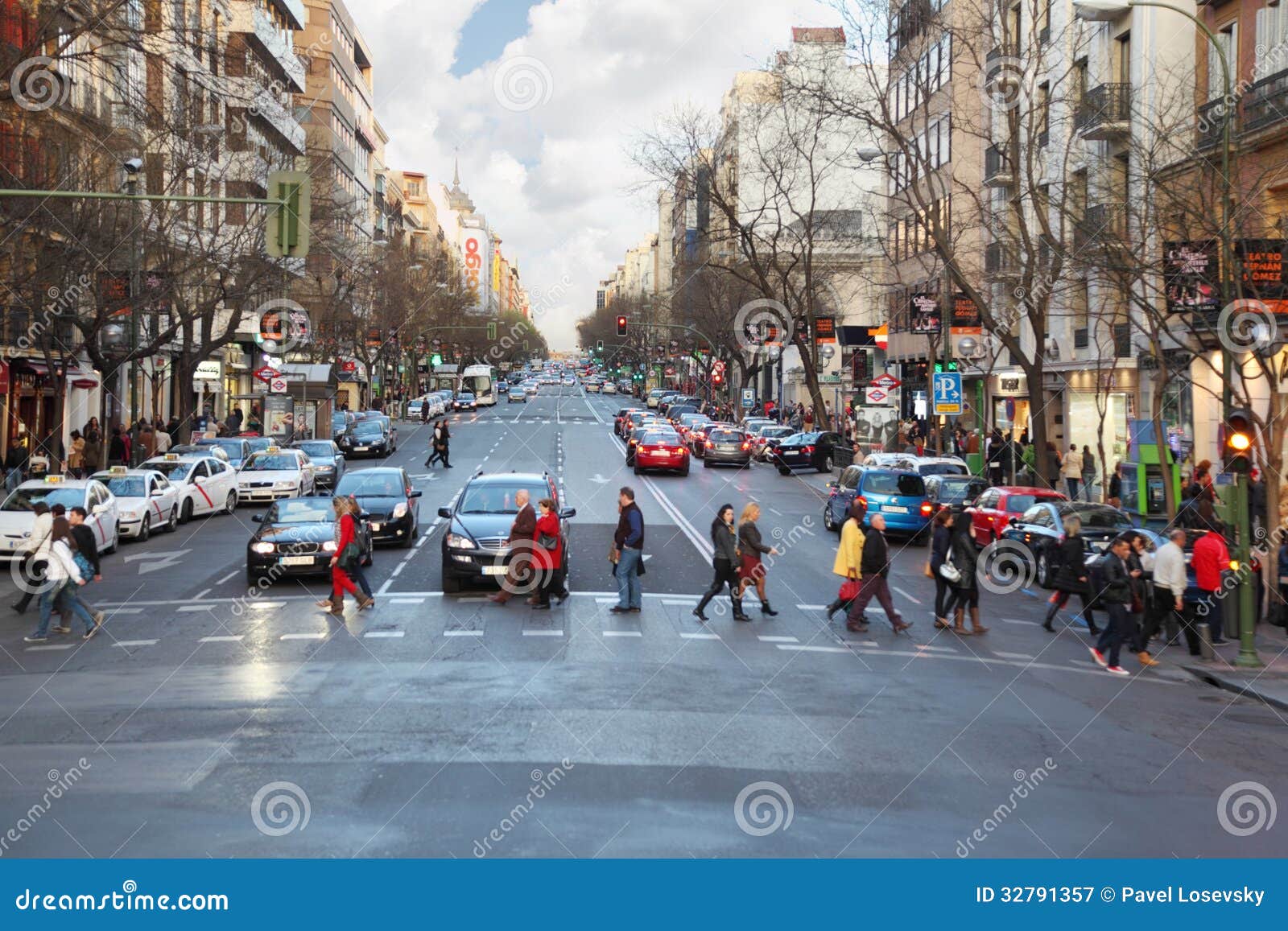De Mensen En De Auto's Gaan Bij Straat Redactionele Fotografie - Image ...