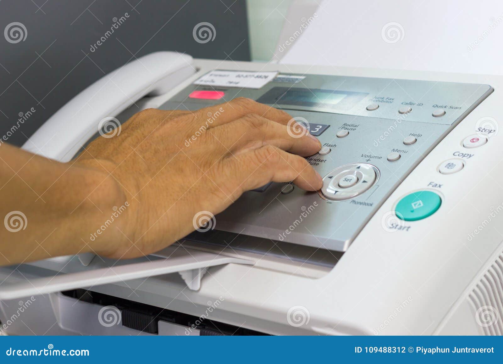 De Mensen Gebruiken Een Faxapparaat in Het Bureau Stock Foto - Image of ...