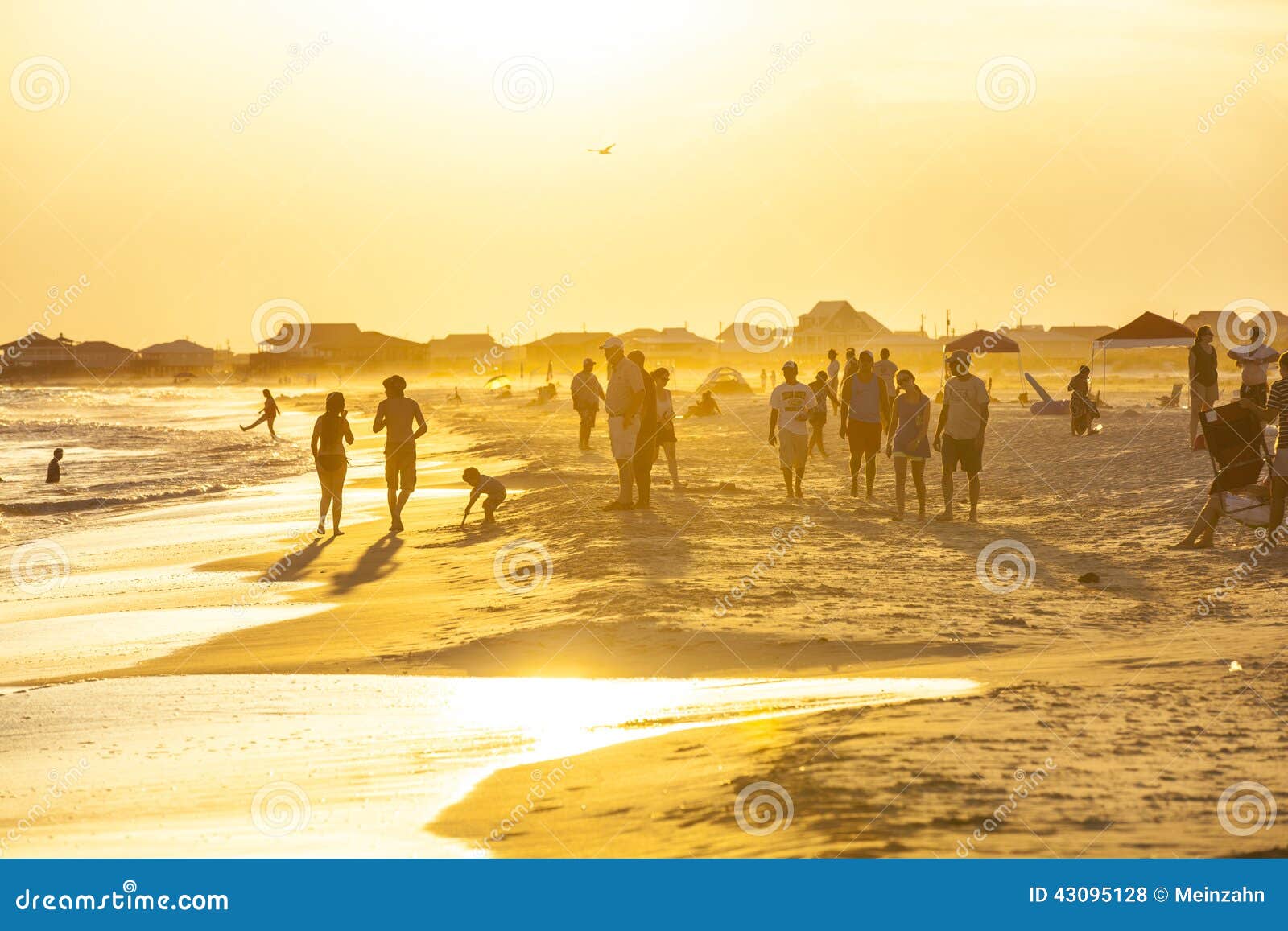 De Mensen Genieten Van Het Mooie Strand in Recente Middag Redactionele ...