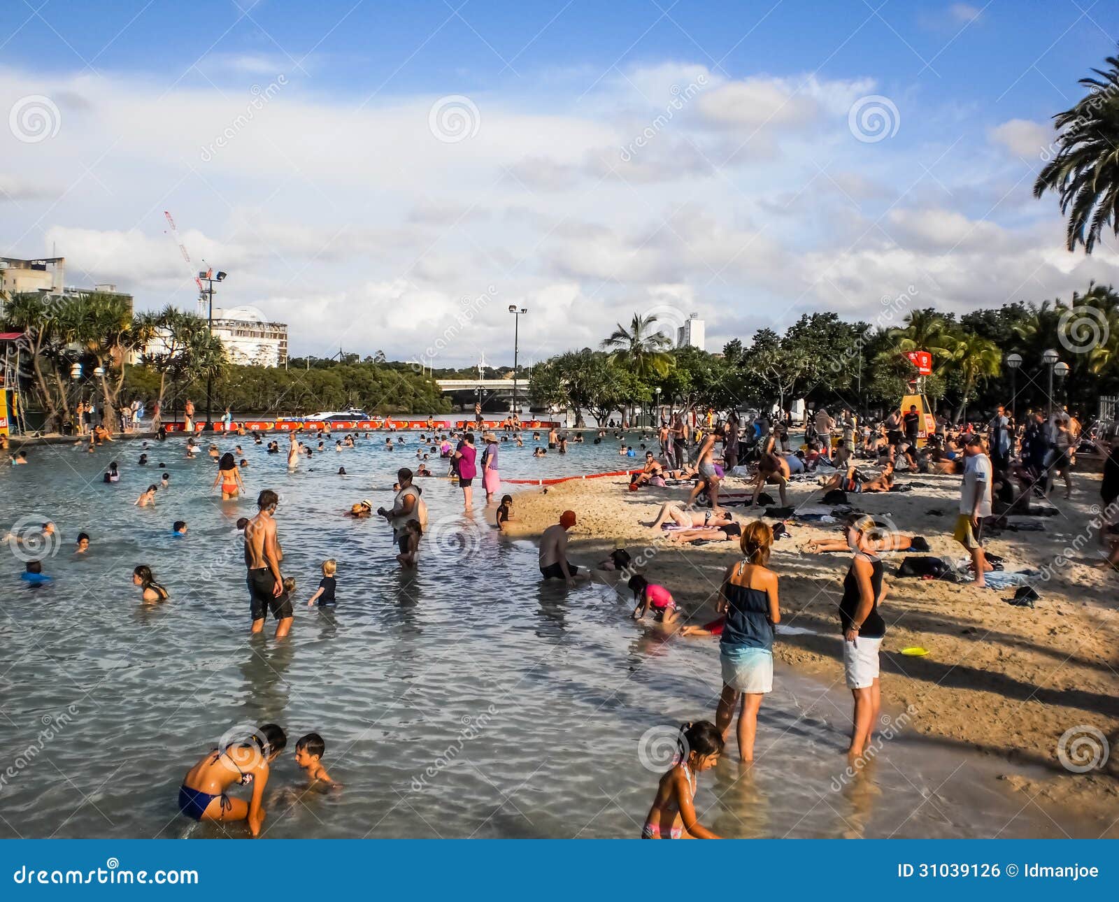 De Mensen Genieten Water Van Activiteit Redactionele Foto - Image of ...