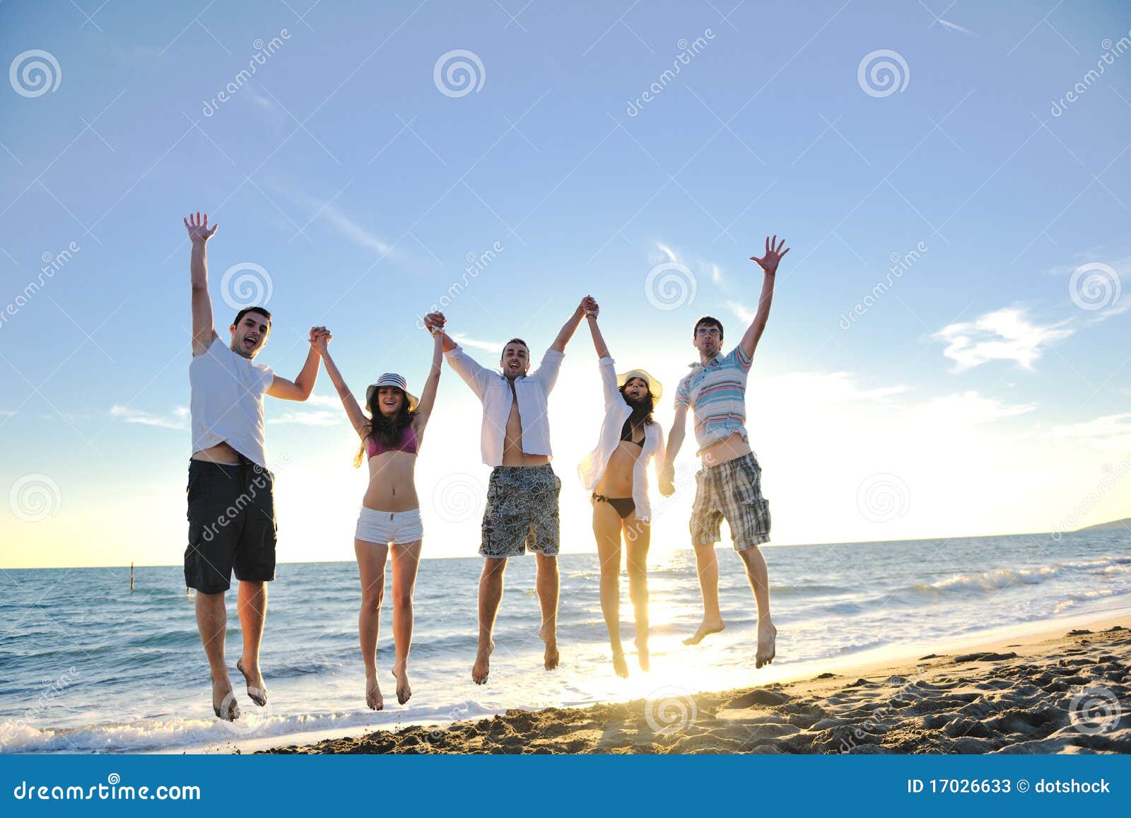 De Mensen Groeperen Het Lopen Op Het Strand Stock Afbeelding - Image of ...
