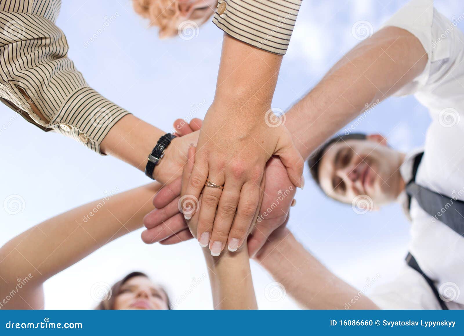 De Mensen Houden Samen Handen Stock Foto - Image of wapen, teken: 16086660